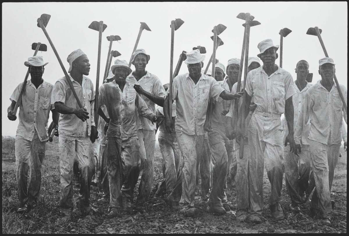 Striking images by journalist known for documenting prison life in ...