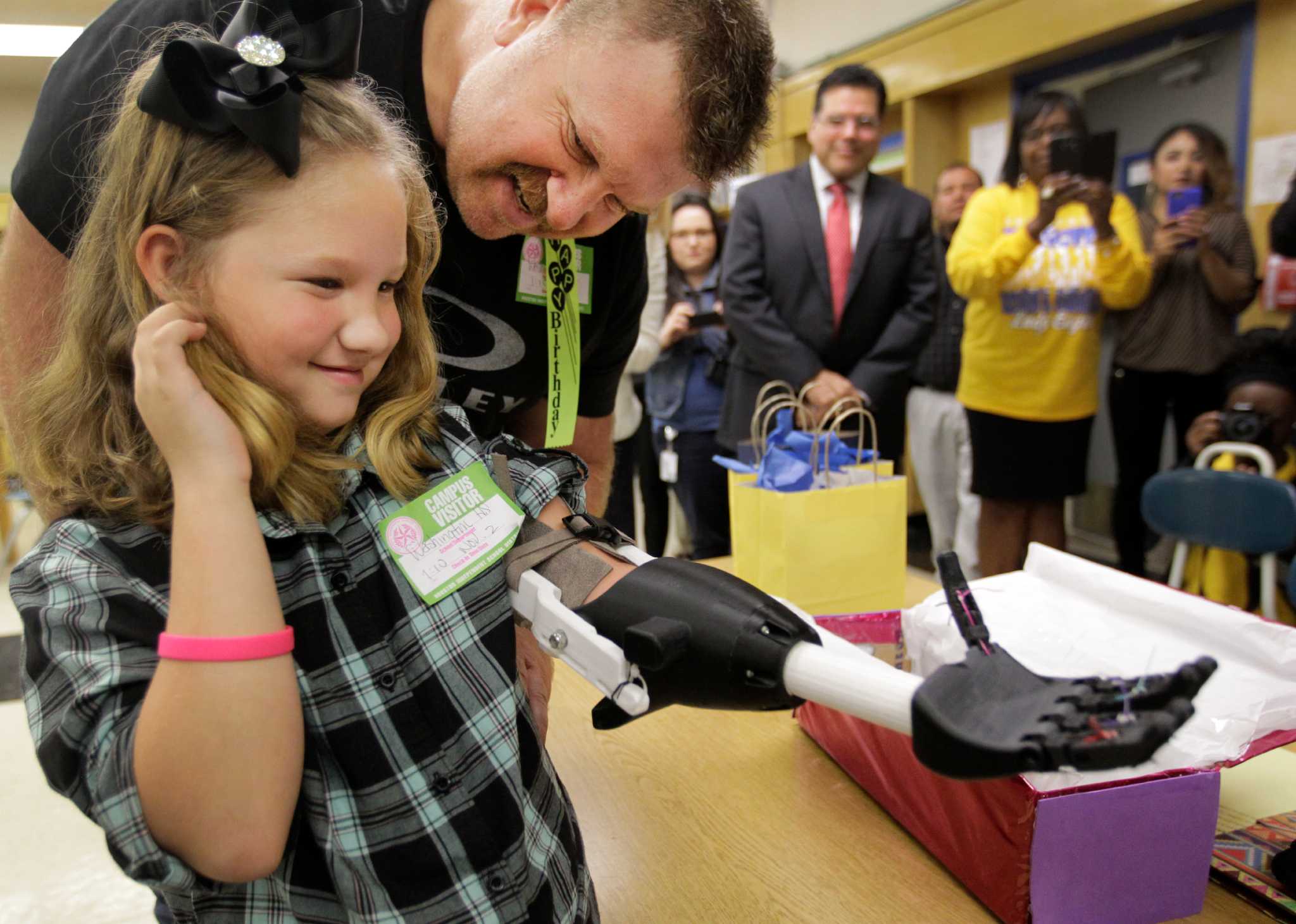 Using 3-D printer, HISD students make arm for 6-year-old