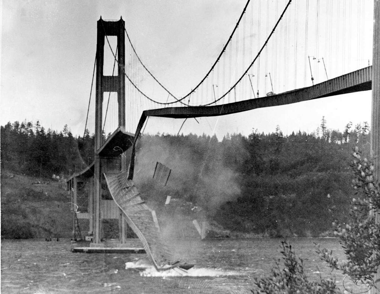 A Tacoma Narrows 'Galloping Gertie' bridge-collapse surprise, 75 years ...