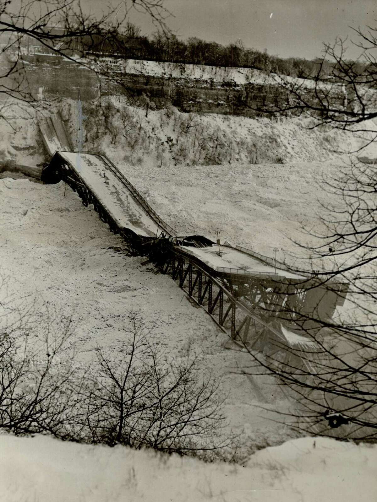 A Tacoma Narrows 'Galloping Gertie' bridge-collapse surprise, 75 years ...