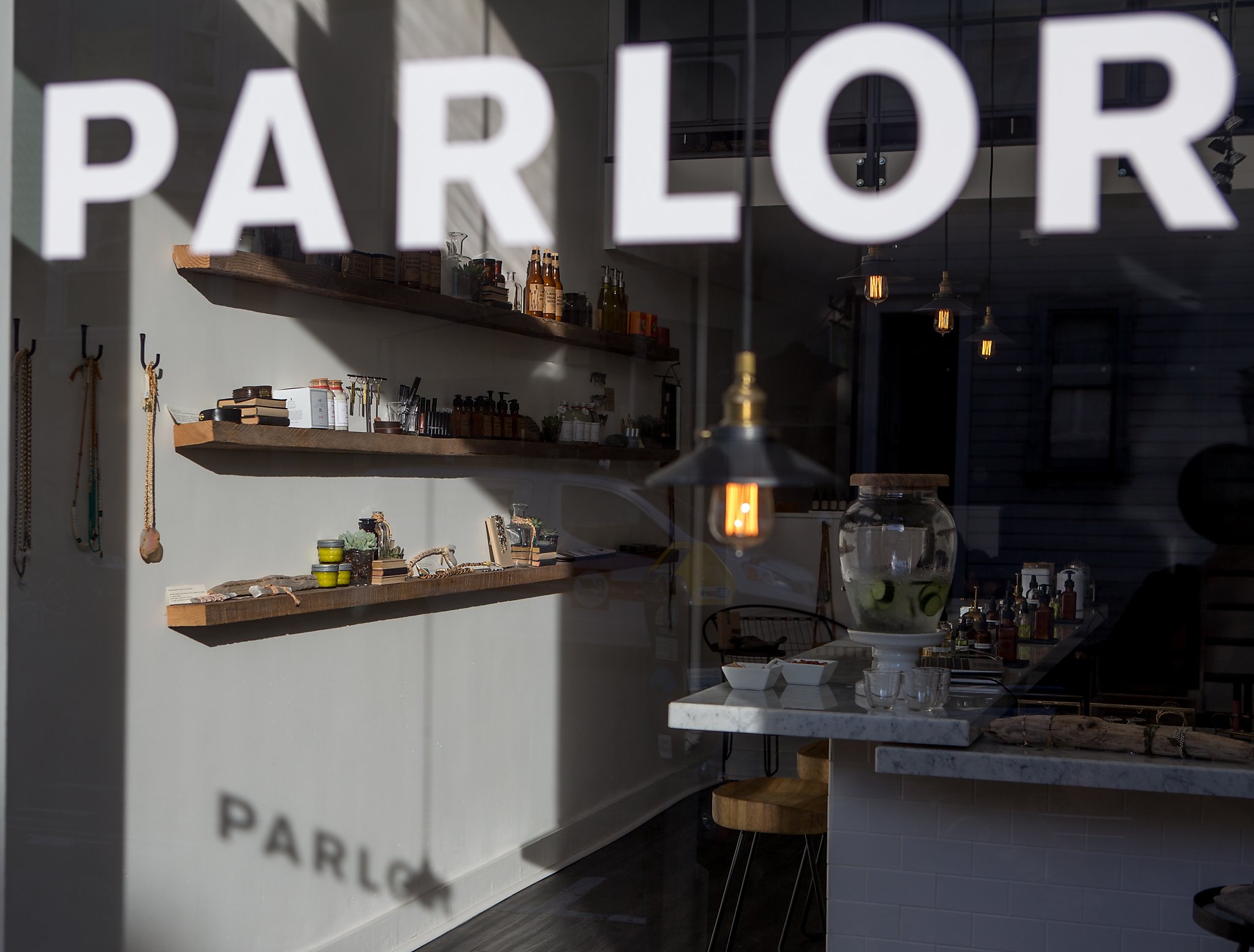 Parlor mini-spa in S.F. offers quick fix for nails, nerves