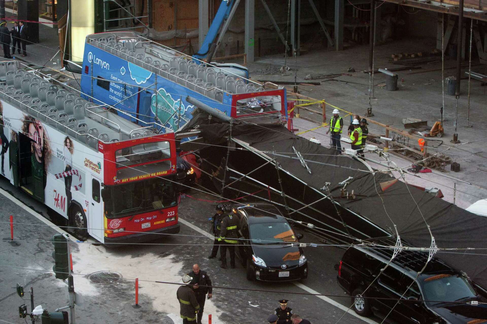 Tour bus crashes at S.F.’s Union Square: 20 hurt