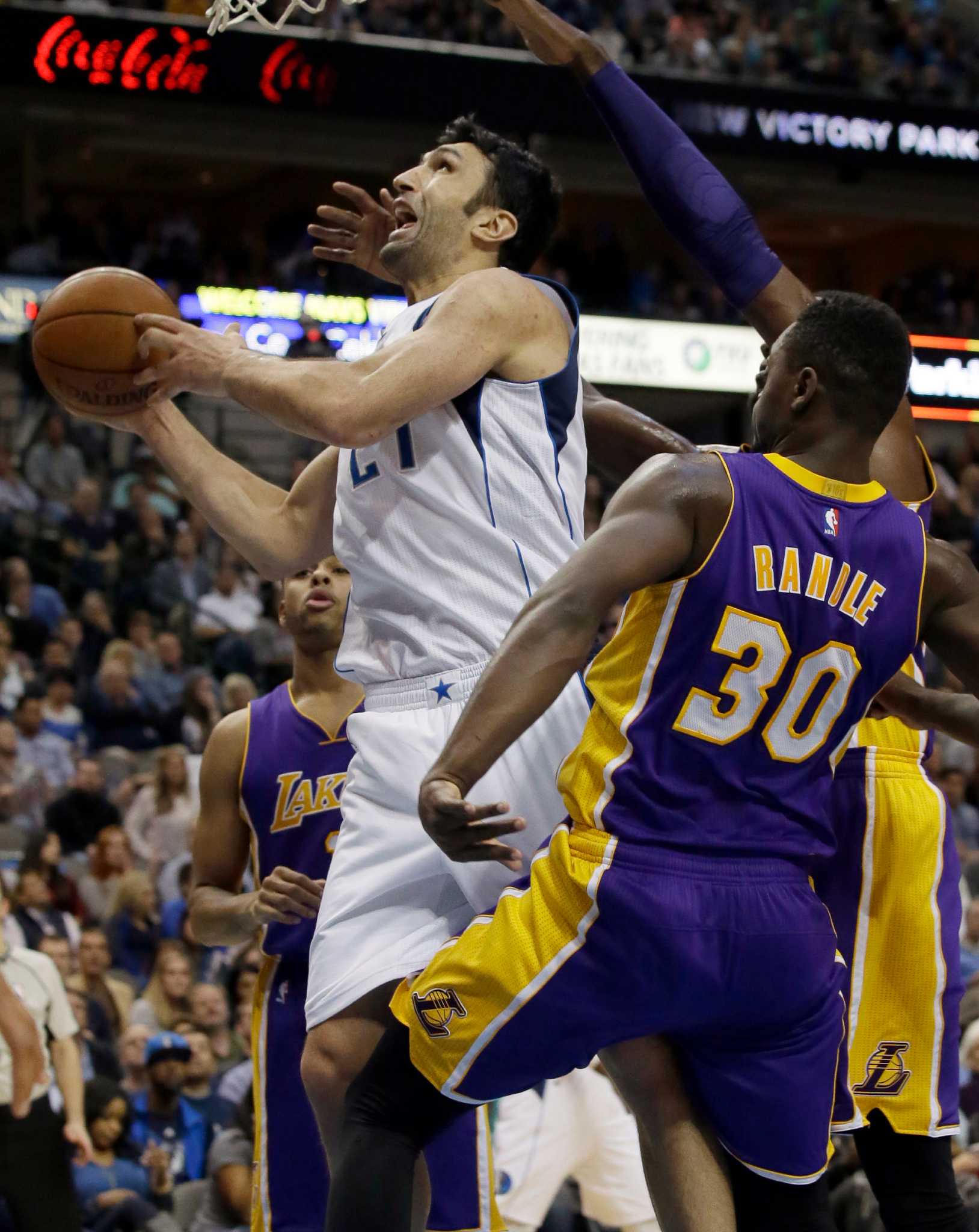 NBA: Pachulia gets hot, carries Mavs past slumping Lakers