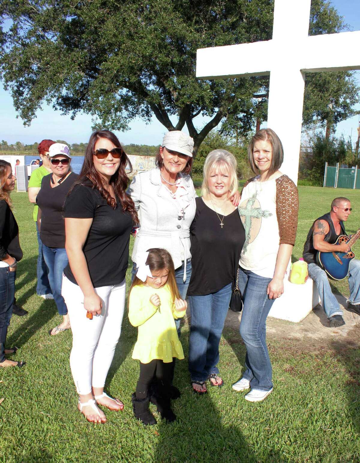Christians gather to support cross in Port Neches park