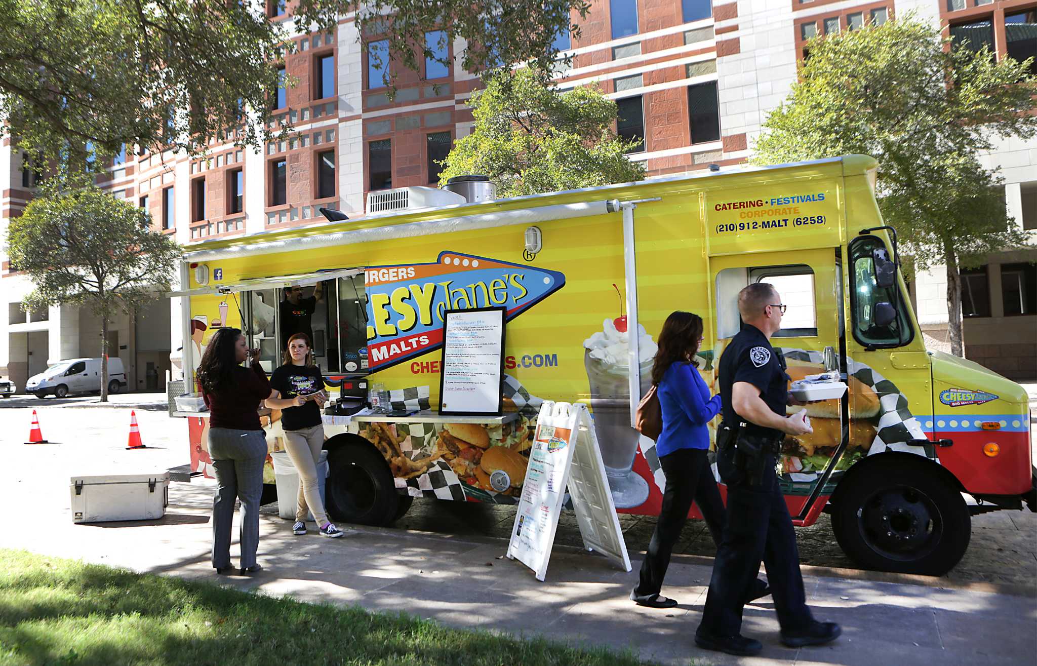 City rescinds 300-foot rule on food trucks