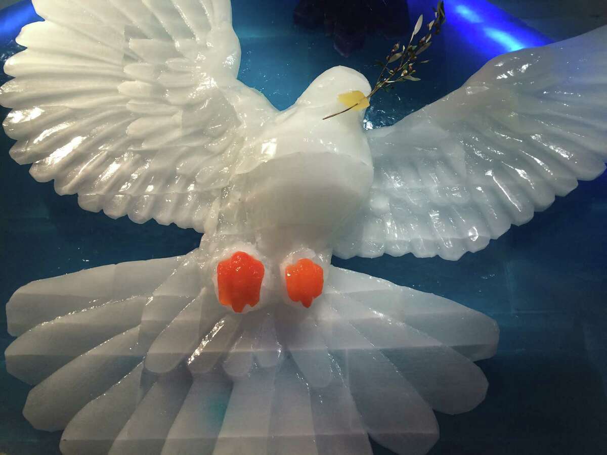 Ice sculptures delight freezing crowds in Grapevine