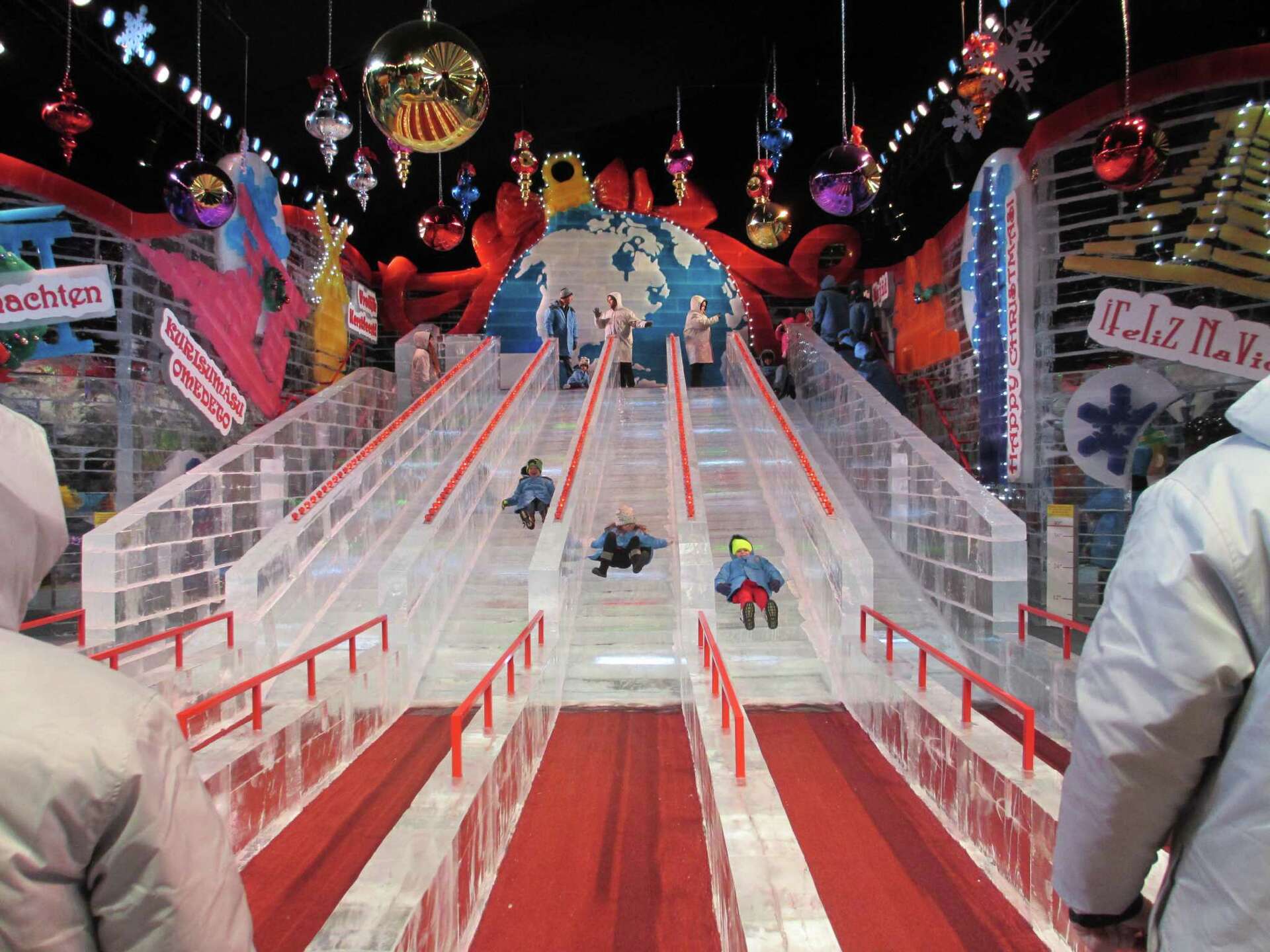 Ice sculptures delight freezing crowds in Grapevine