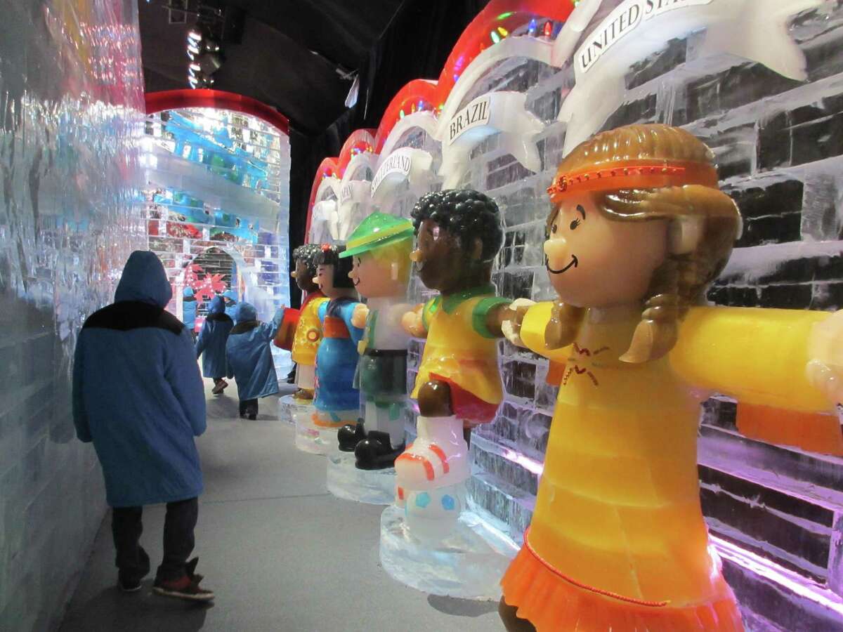 Ice sculptures delight freezing crowds in Grapevine