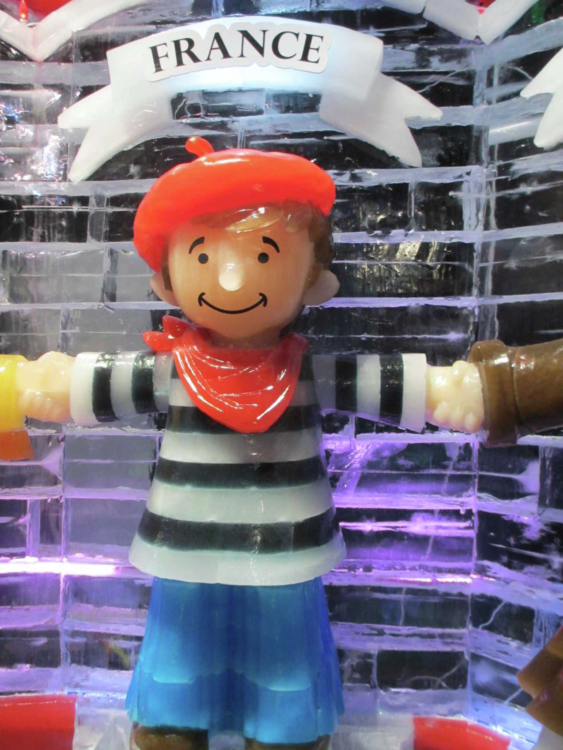 Ice sculptures delight freezing crowds in Grapevine