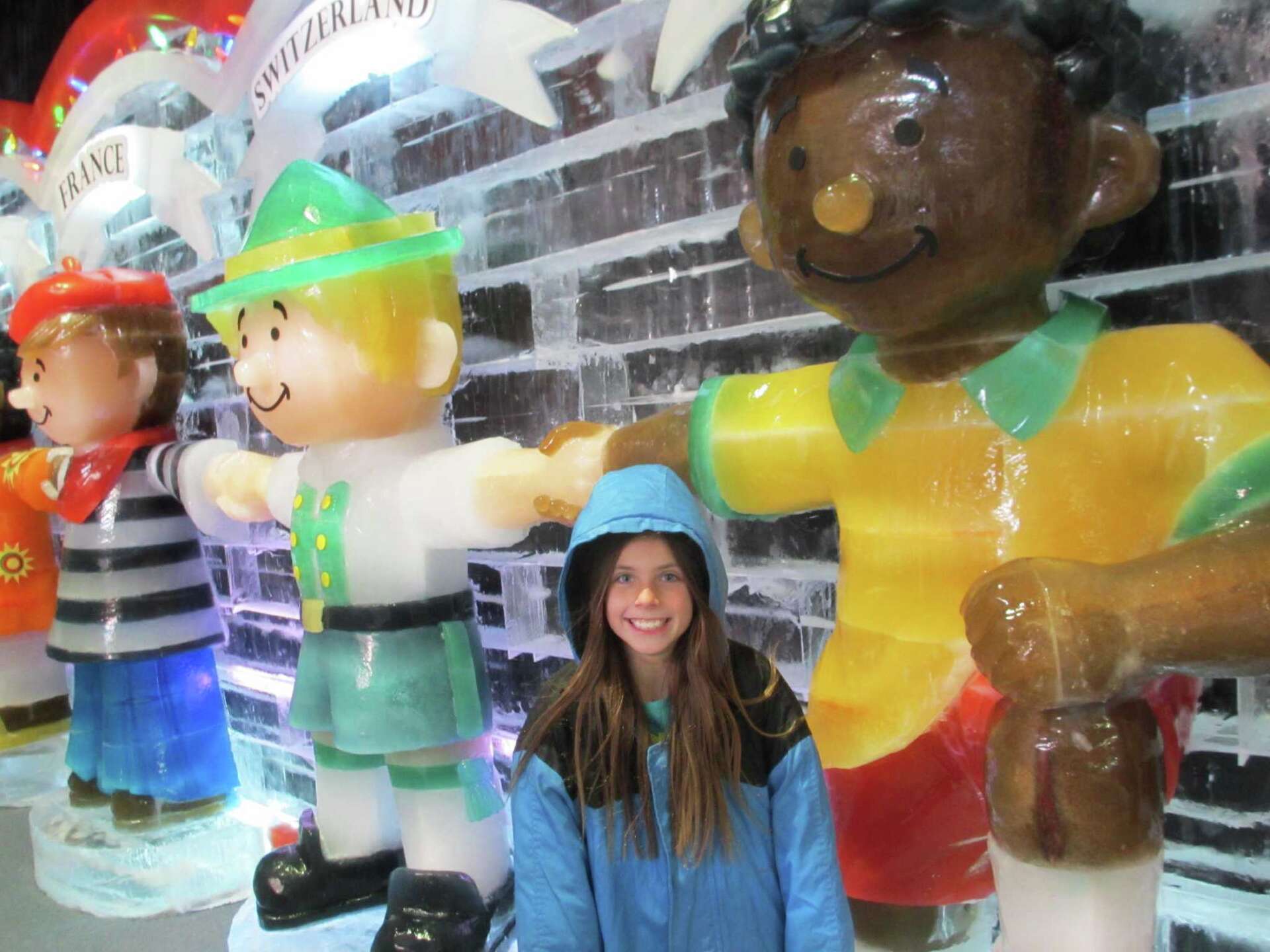 Ice sculptures delight freezing crowds in Grapevine