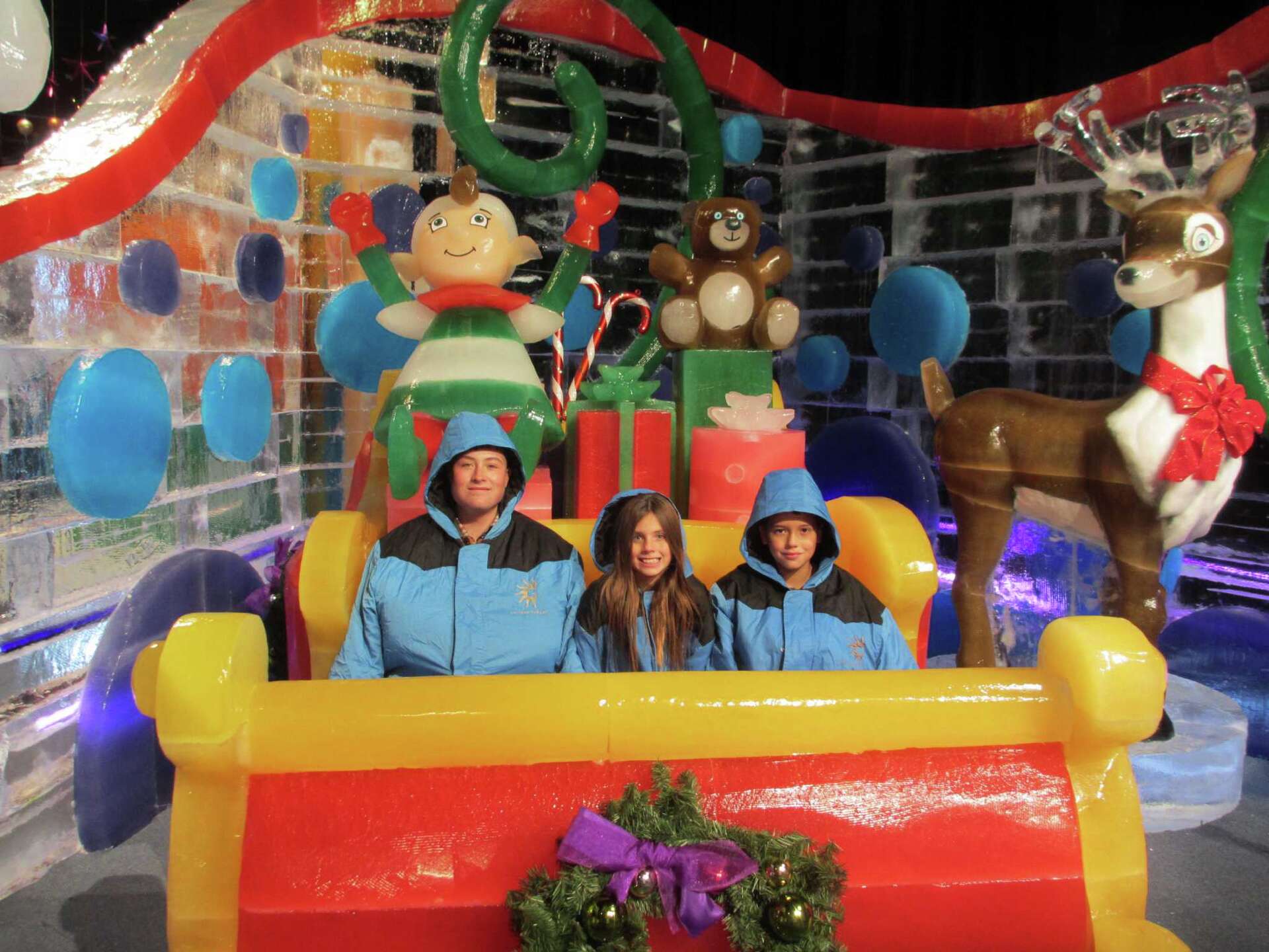 Ice sculptures delight freezing crowds in Grapevine