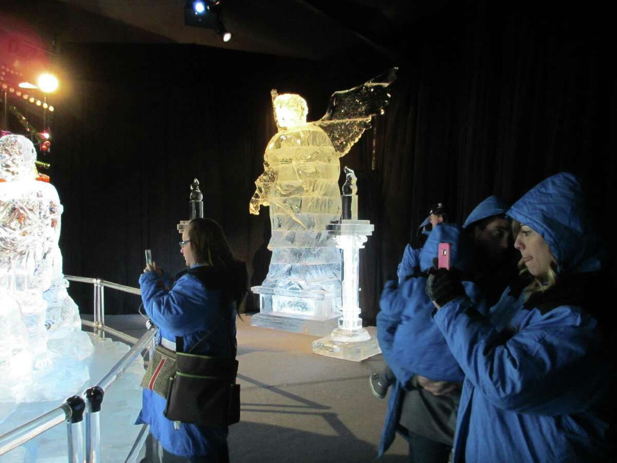 Ice sculptures delight freezing crowds in Grapevine