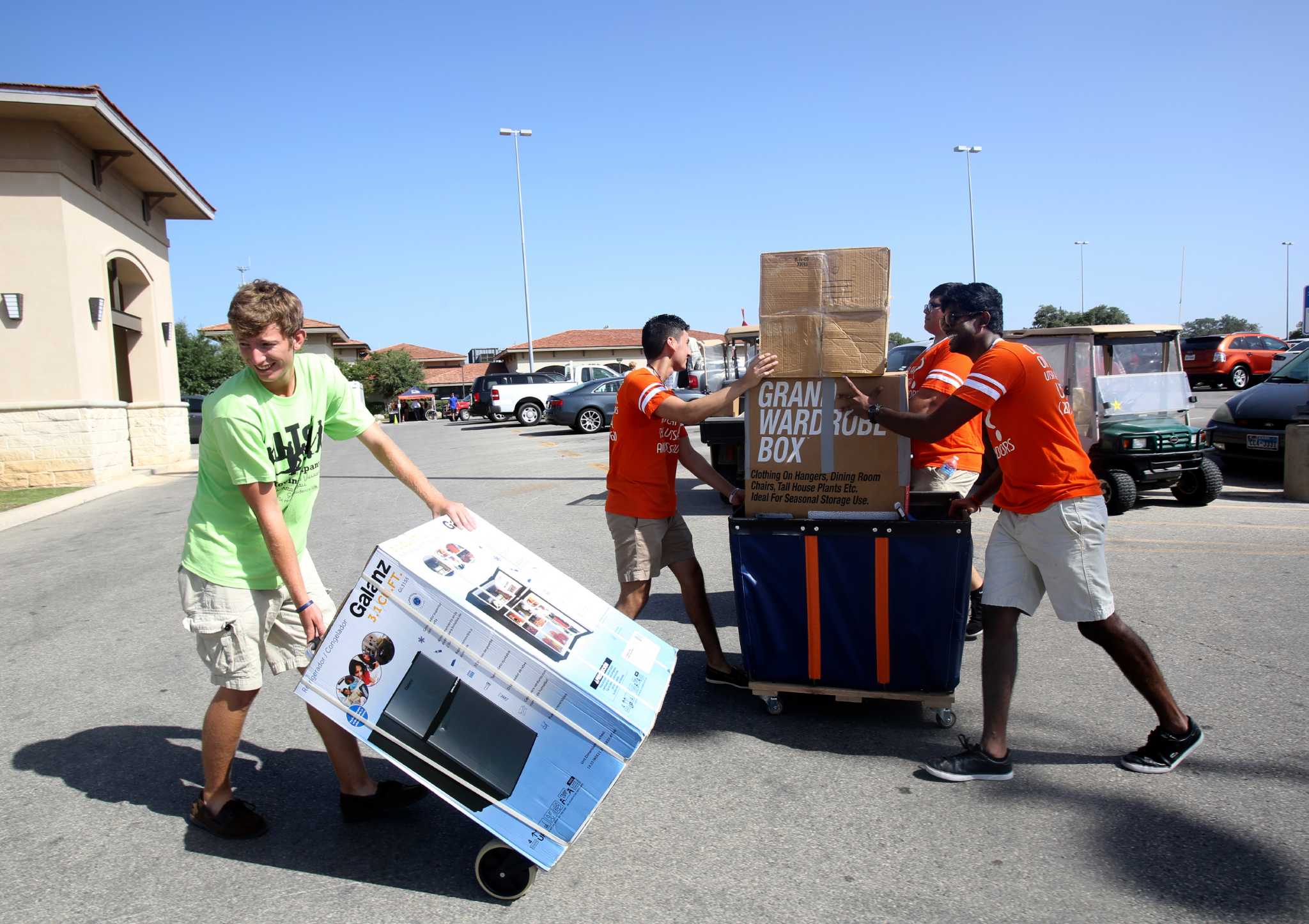 Romo talks tuition, fee proposal with UTSA students