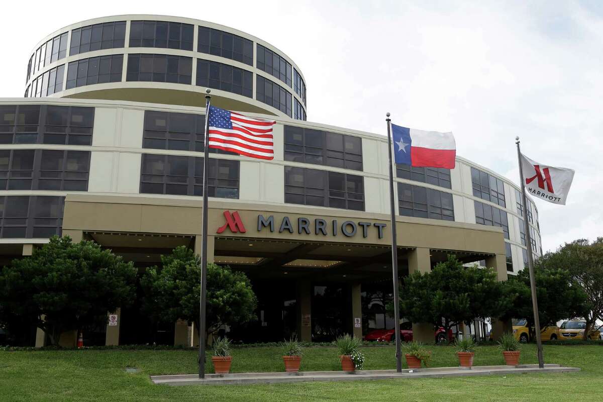 Redo of high-visibility airport hotel moves along