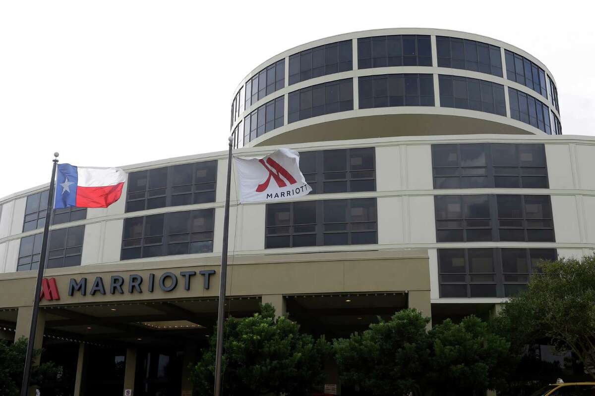 Redo of high-visibility airport hotel moves along