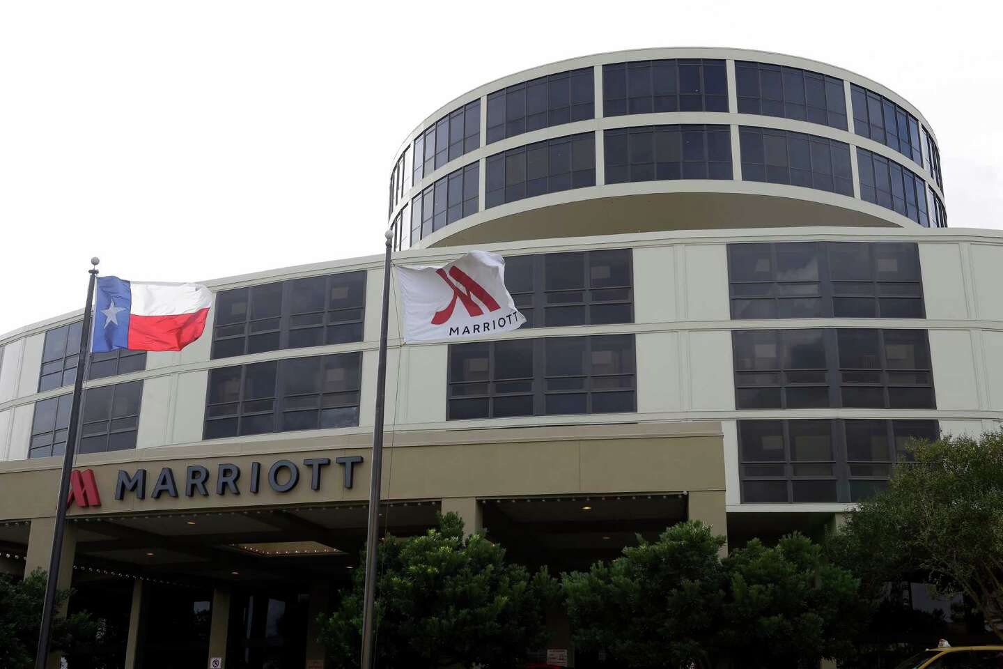 Redo of high-visibility airport hotel moves along