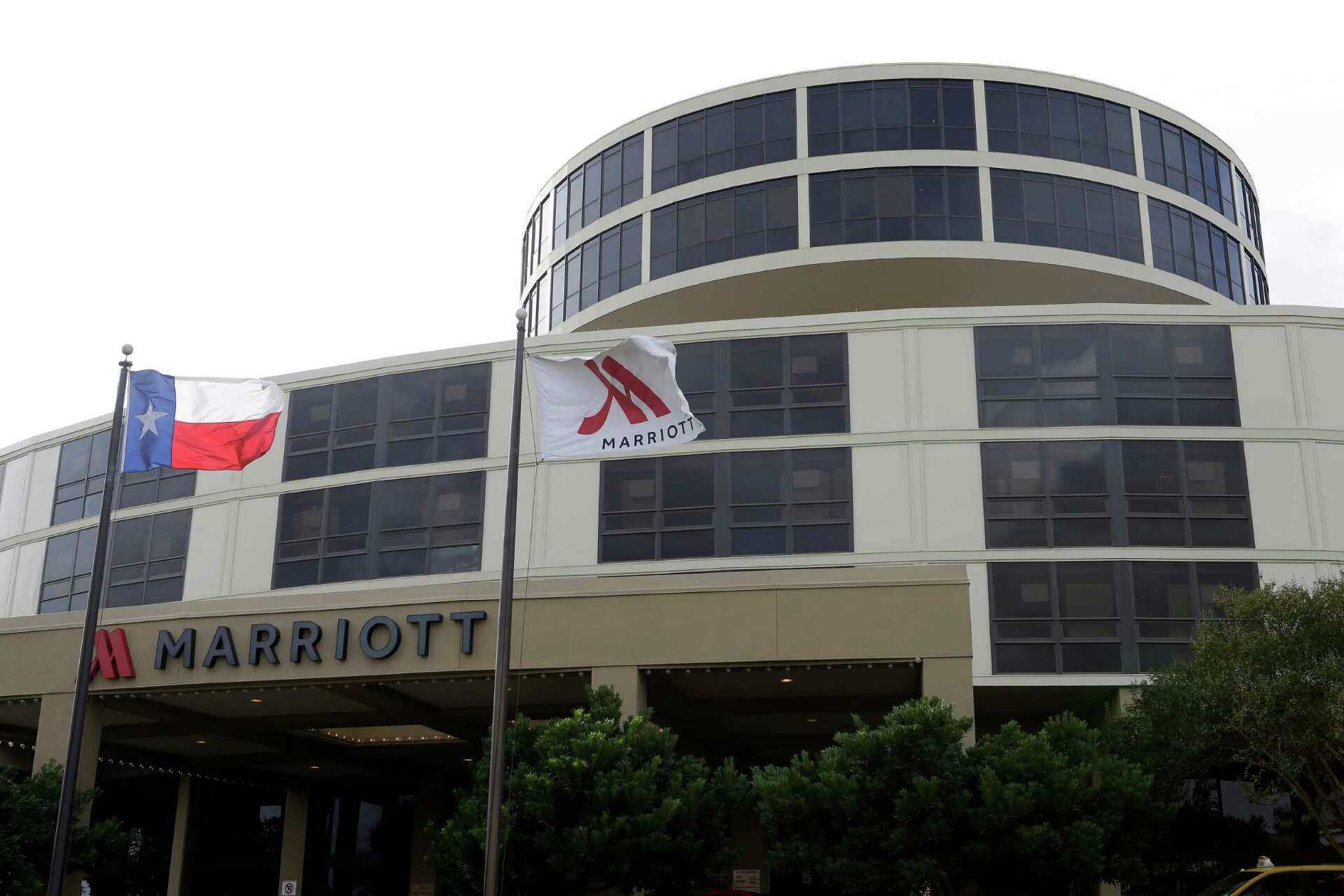 Redo of high-visibility airport hotel moves along