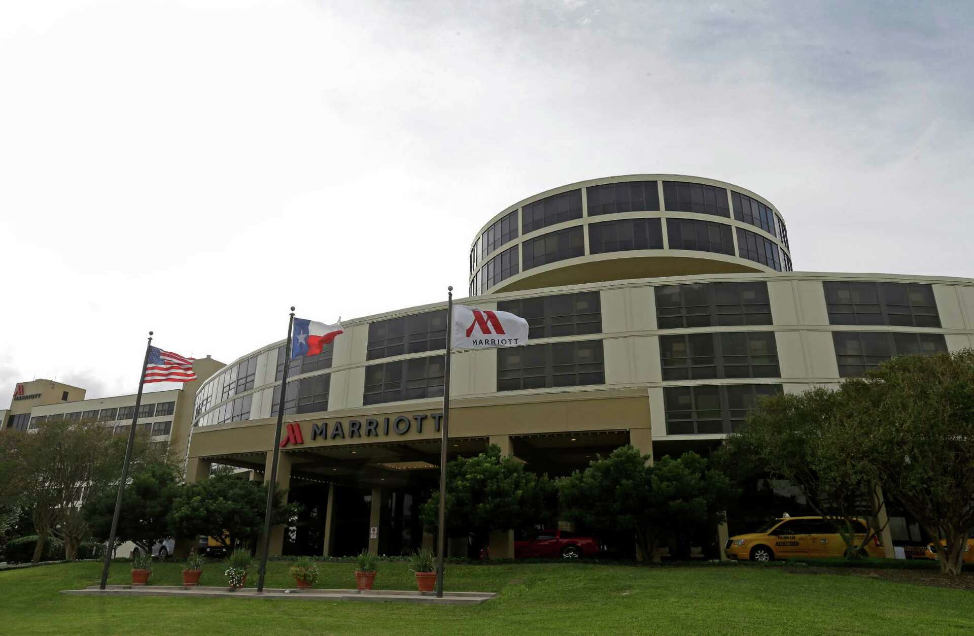 Redo of high-visibility airport hotel moves along