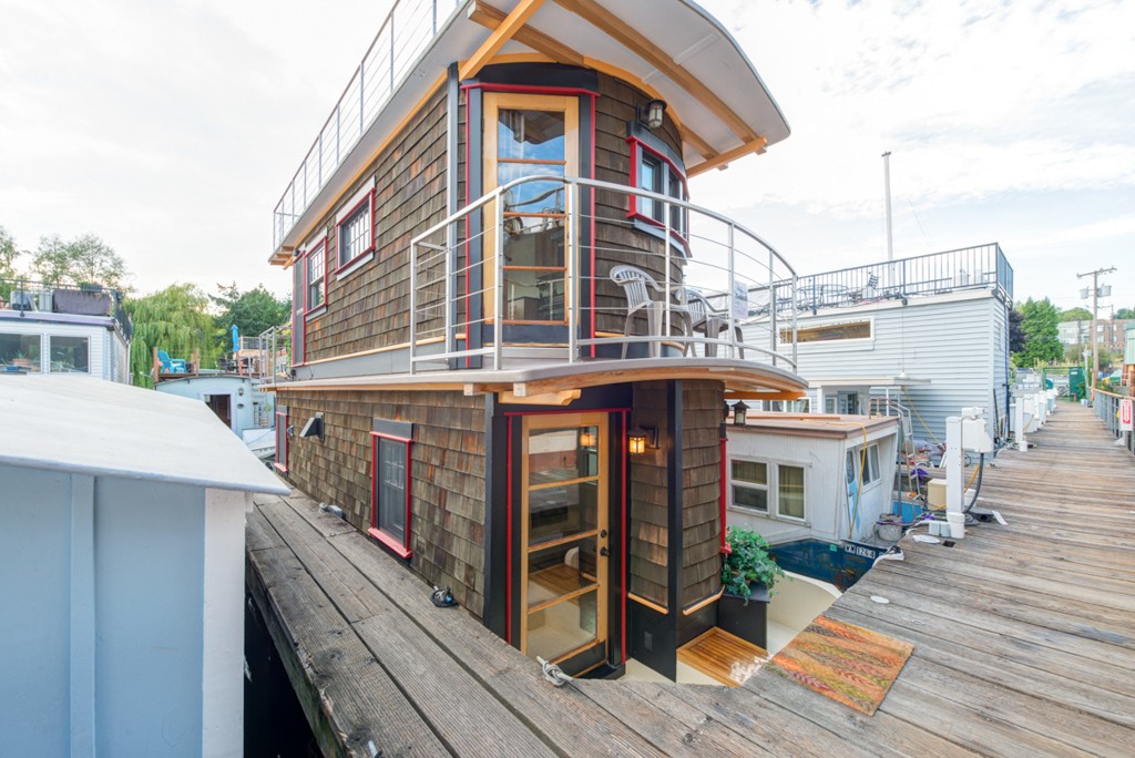Double-decker floating home