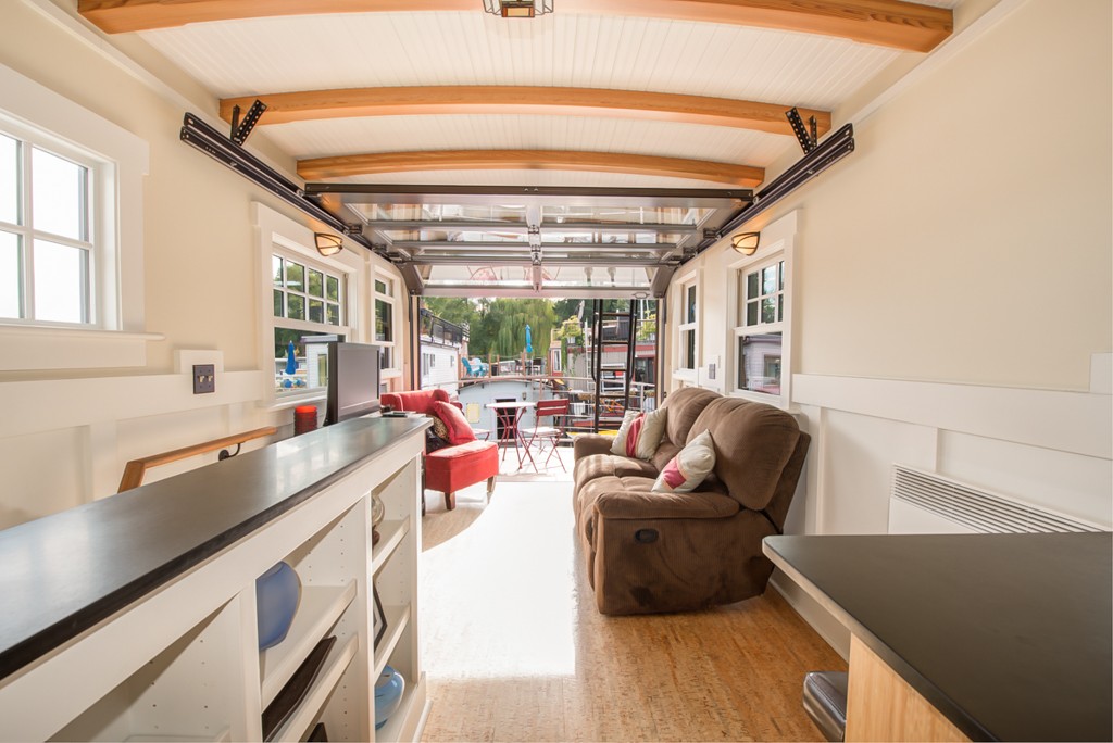 Double-decker floating home