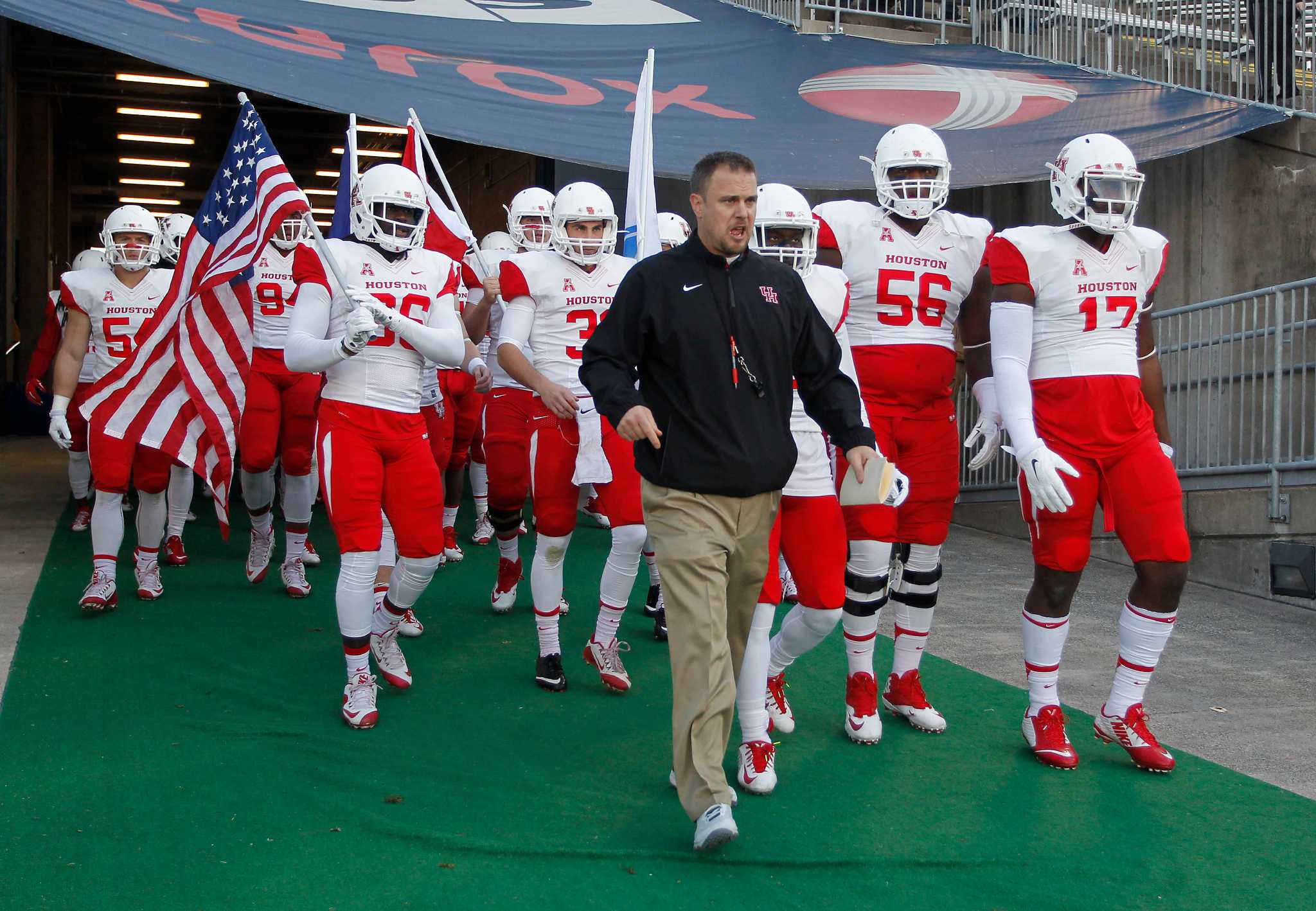 Football preview: No. 6 Houston vs. Connecticut