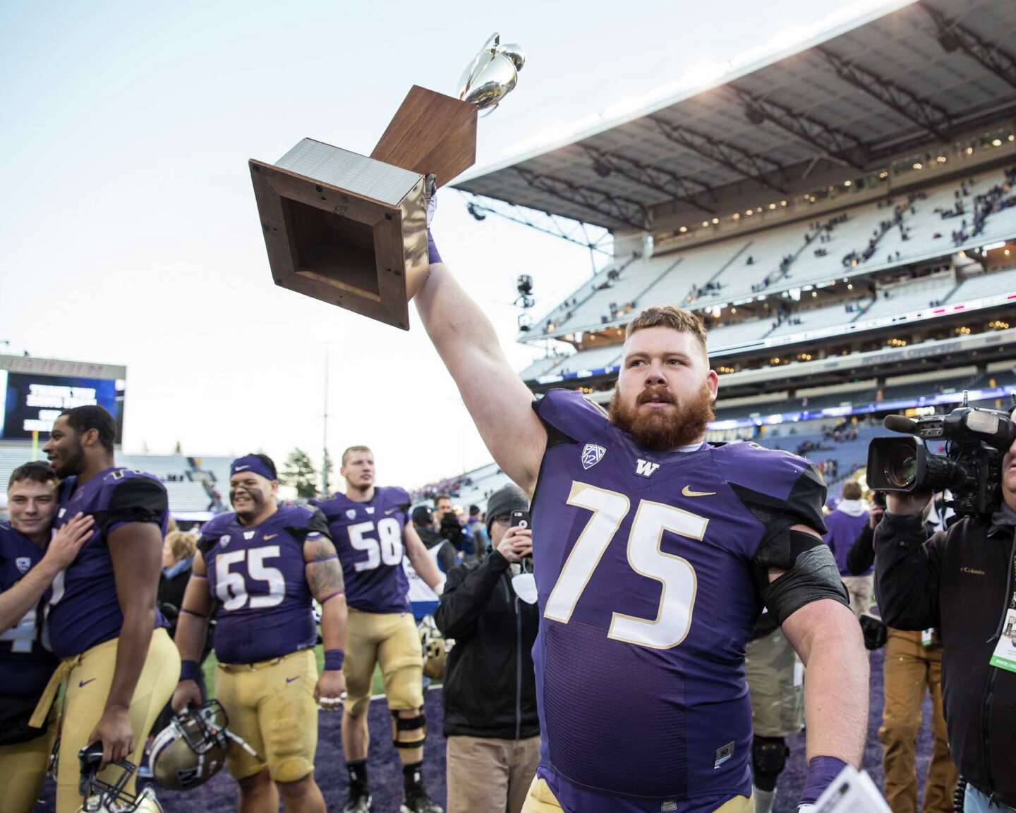 Analysis: Washington defense smothers WSU's Peyton Bender in Apple Cup win