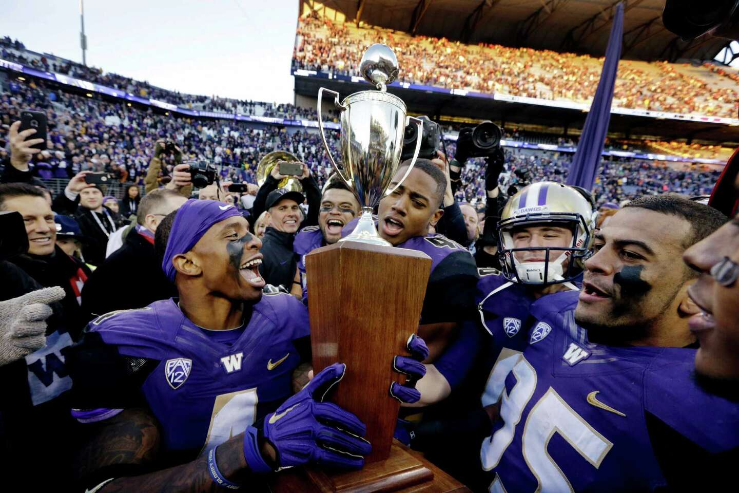 Analysis: Washington defense smothers WSU's Peyton Bender in Apple Cup win