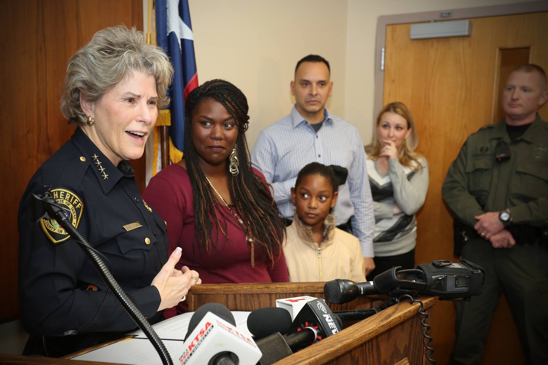 Sheriff honors woman who 'put herself in harms way' to nurse wounded deputy