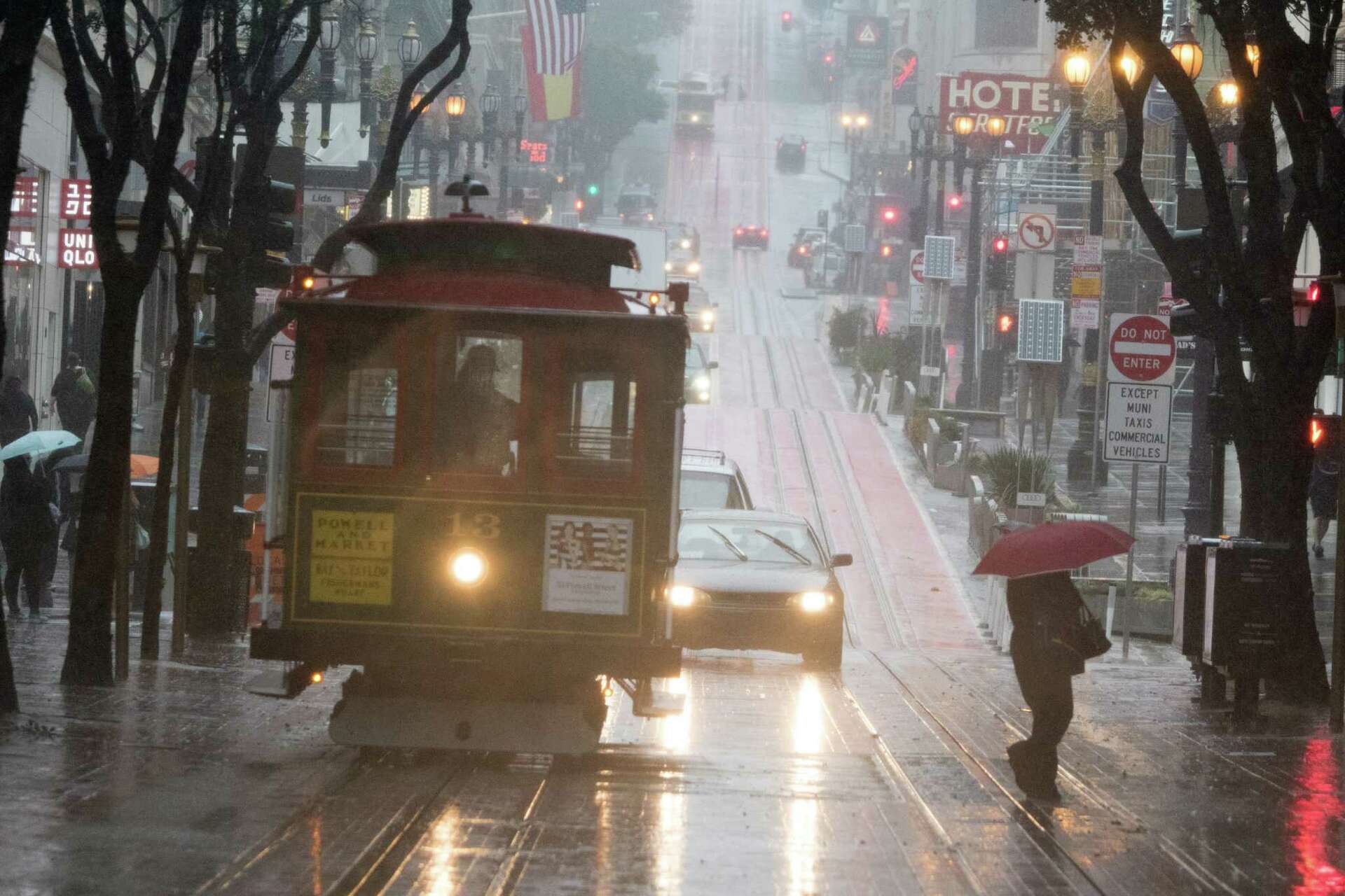 Car drives onto Powell St. cable car turnaround in S.F.