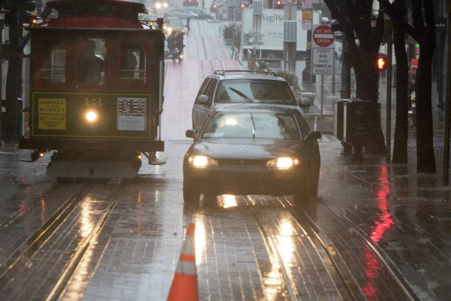 Car drives onto Powell St. cable car turnaround in S.F.