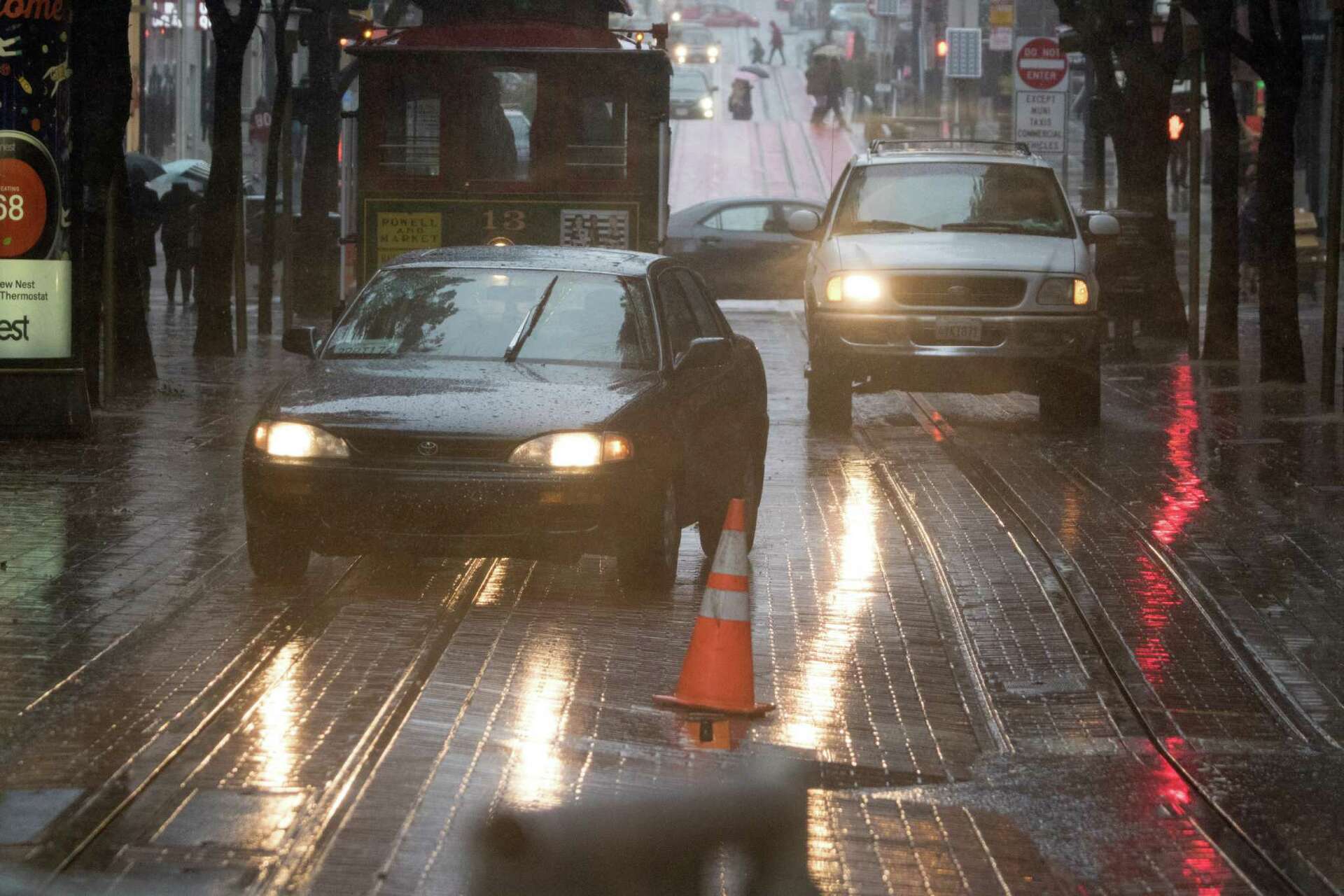 Car drives onto Powell St. cable car turnaround in S.F.