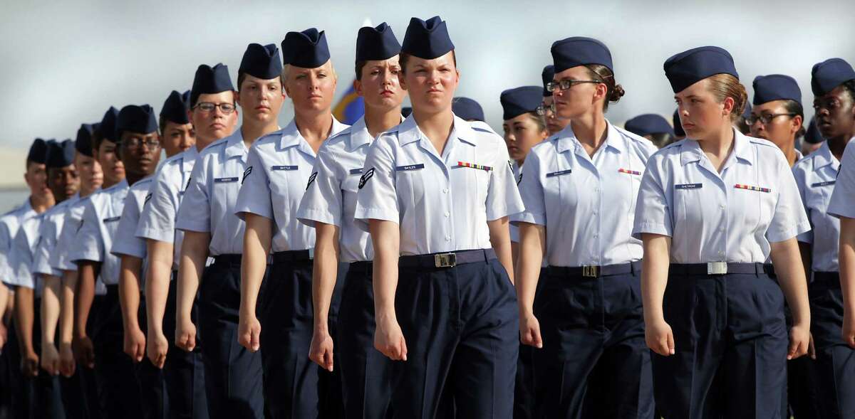 Pentagon: allow qualified women in all combat positions