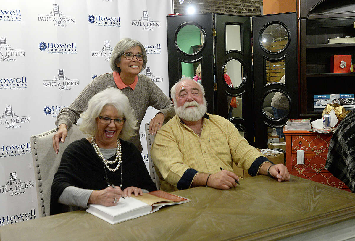 Fans line up to talk with Paula Deen