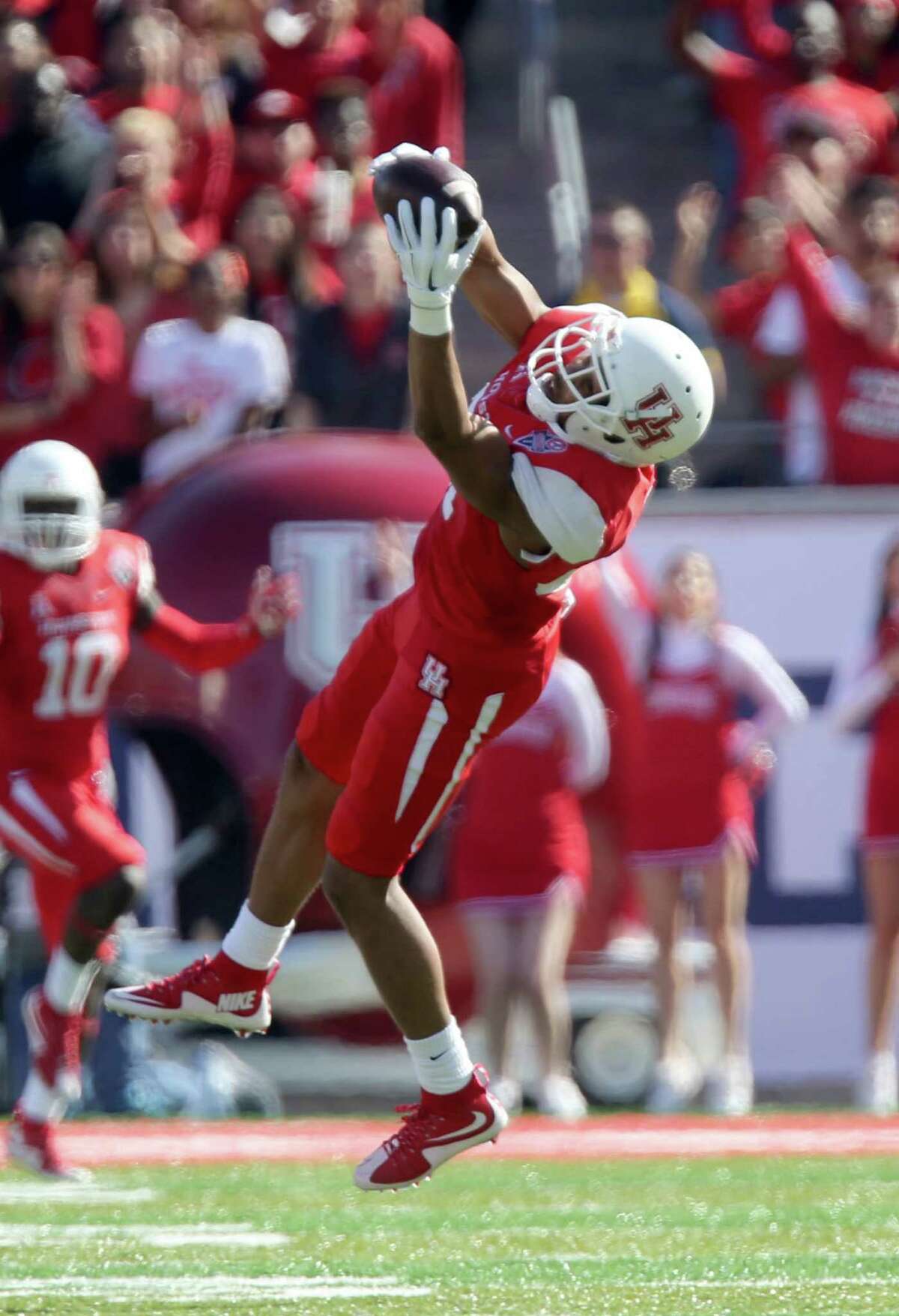 UH tops Temple for AAC championship, clinches spot in major bowl