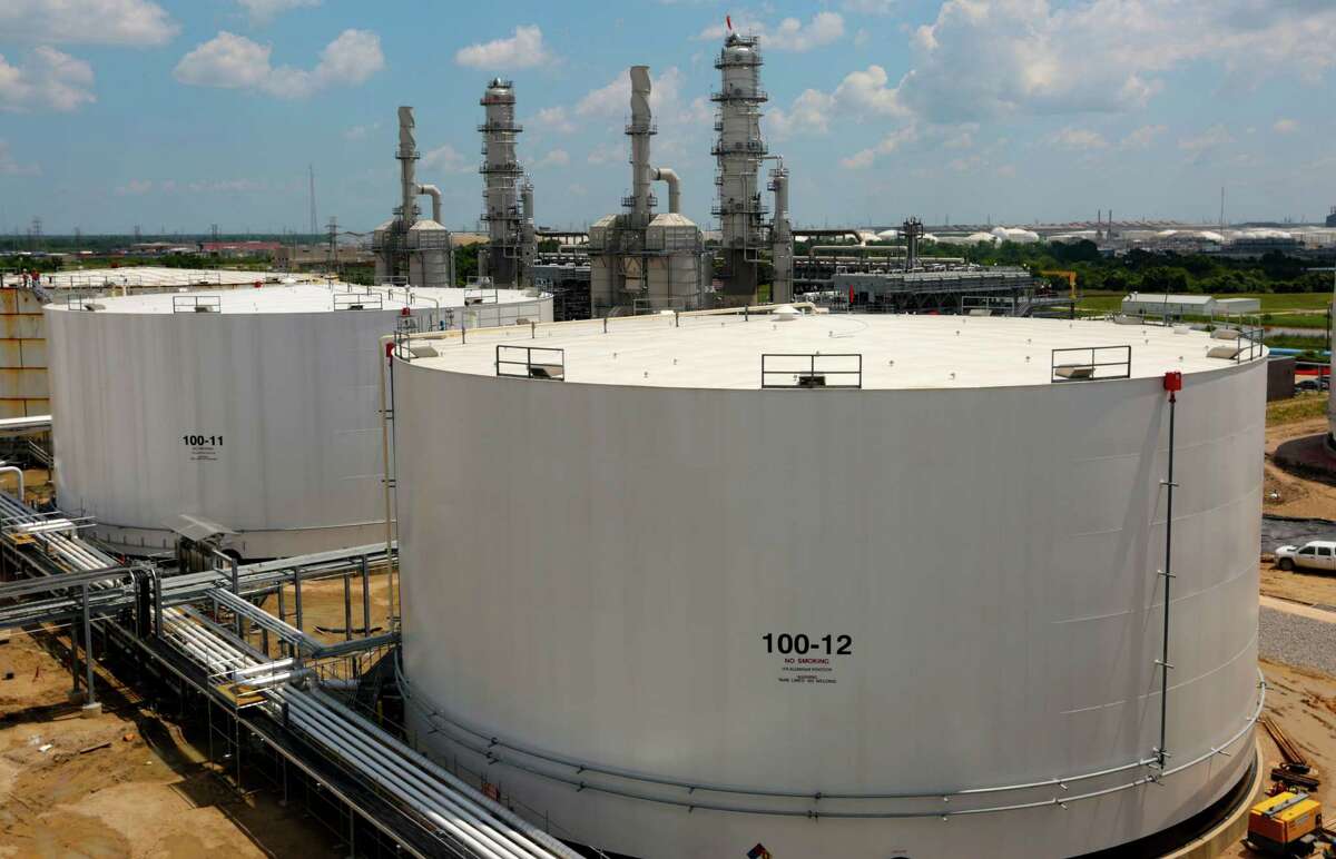 Kinder Morgan holds onto cash with unprecedented dividend cut