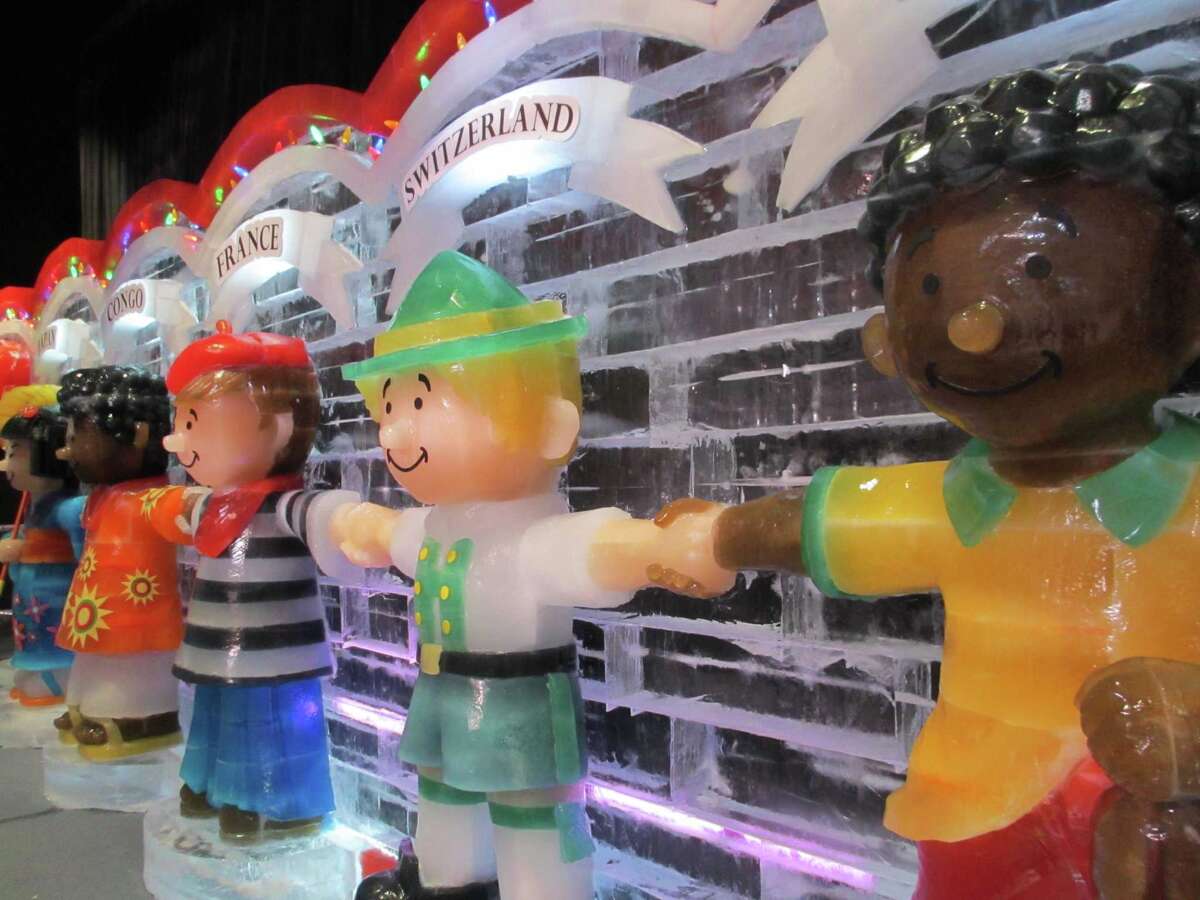 Ice sculptures delight freezing crowds in Grapevine