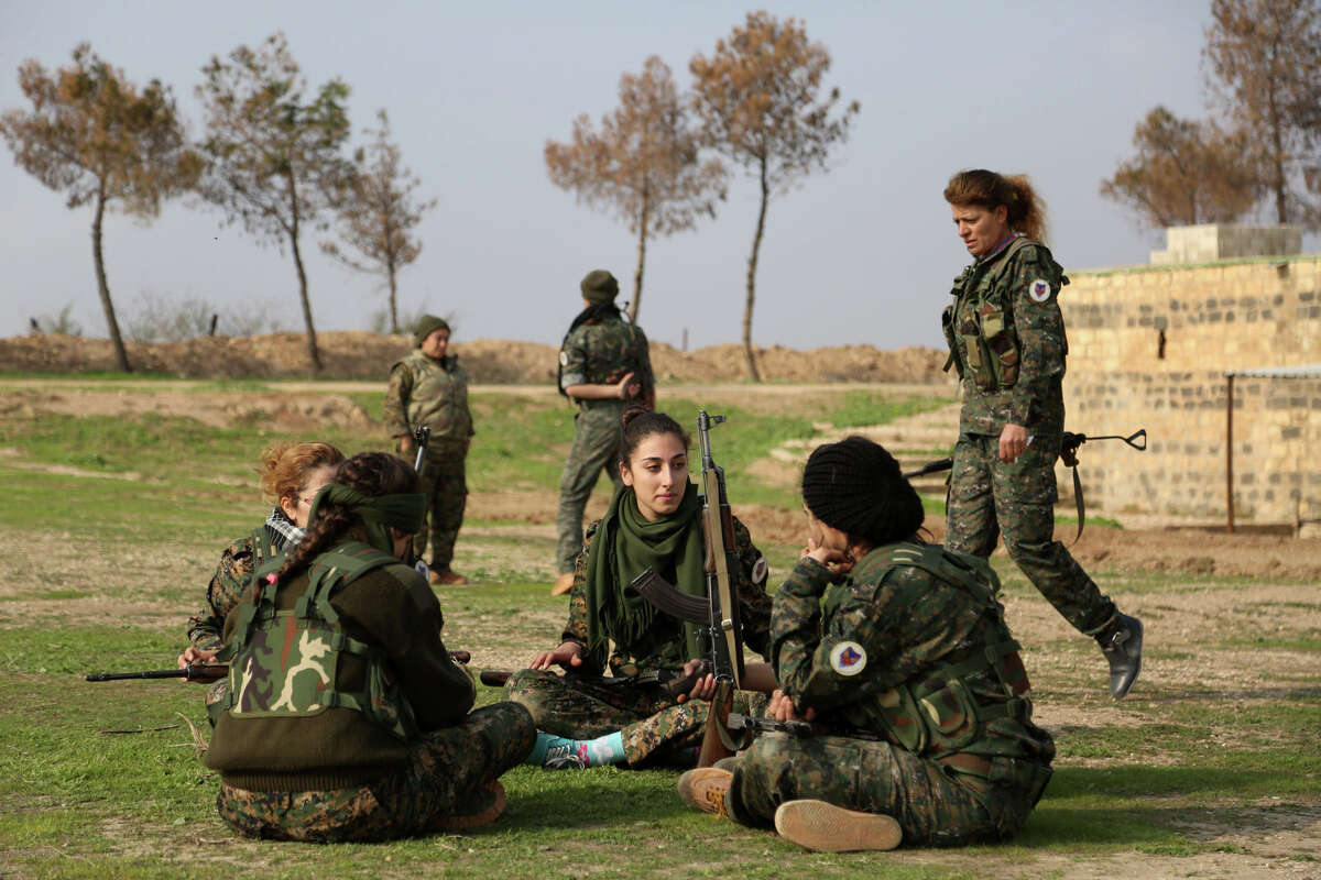 Christian female soldiers of Female Protection Forces battle ISIS on ...