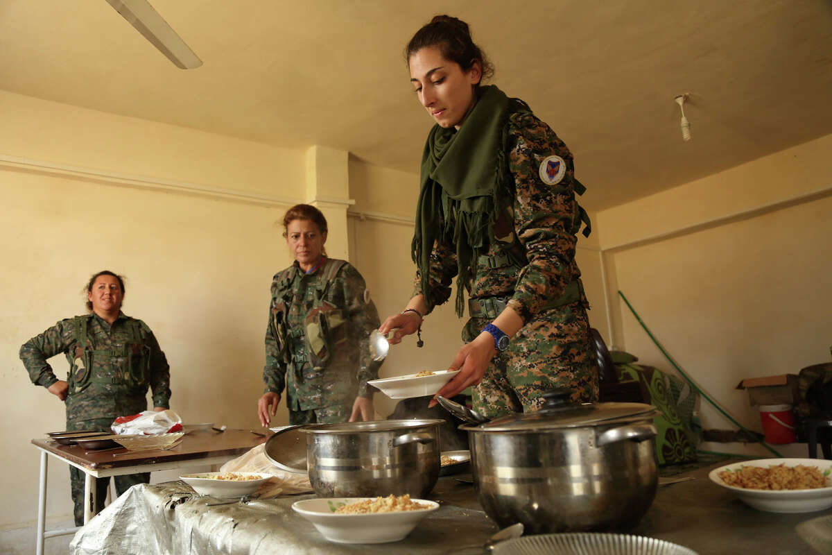 Christian female soldiers of Female Protection Forces battle ISIS on ...