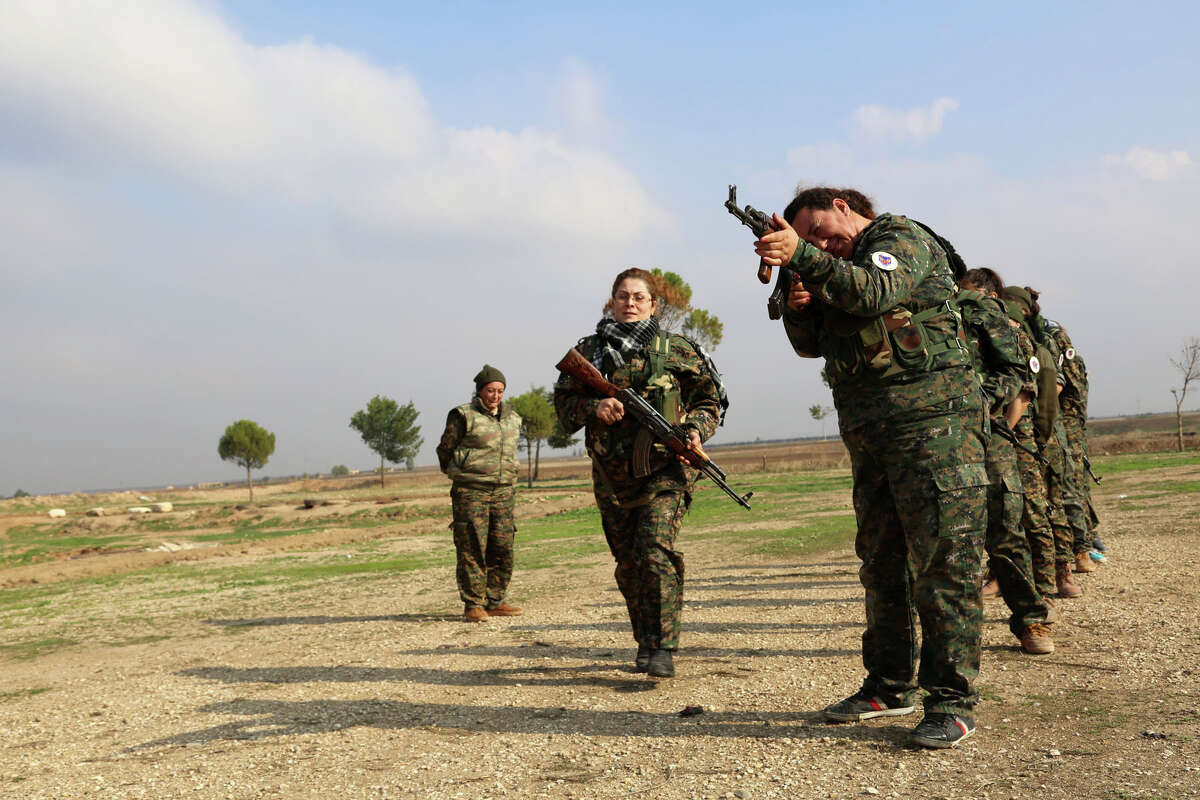 Christian female soldiers of Female Protection Forces battle ISIS on ...