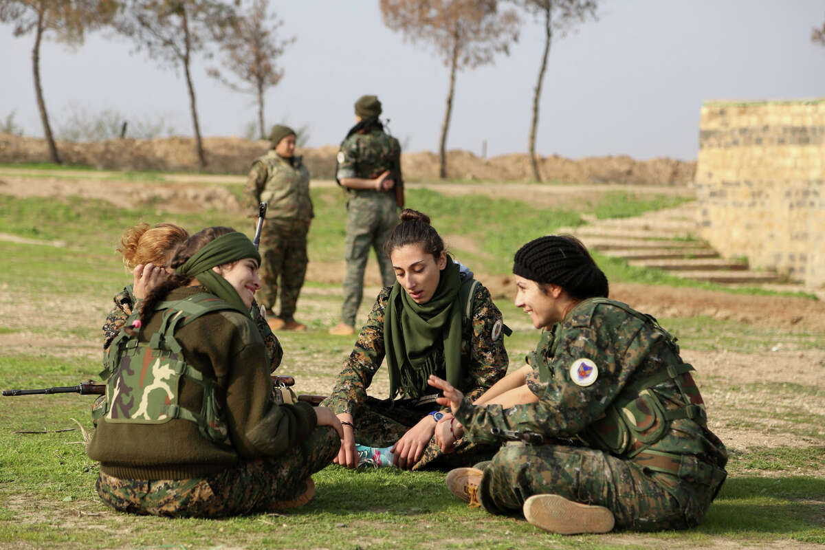 Christian female soldiers of Female Protection Forces battle ISIS on ...