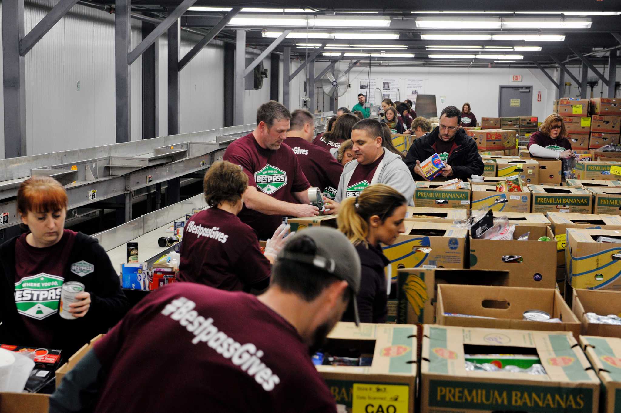 Volunteers lend a hand at Food Bank