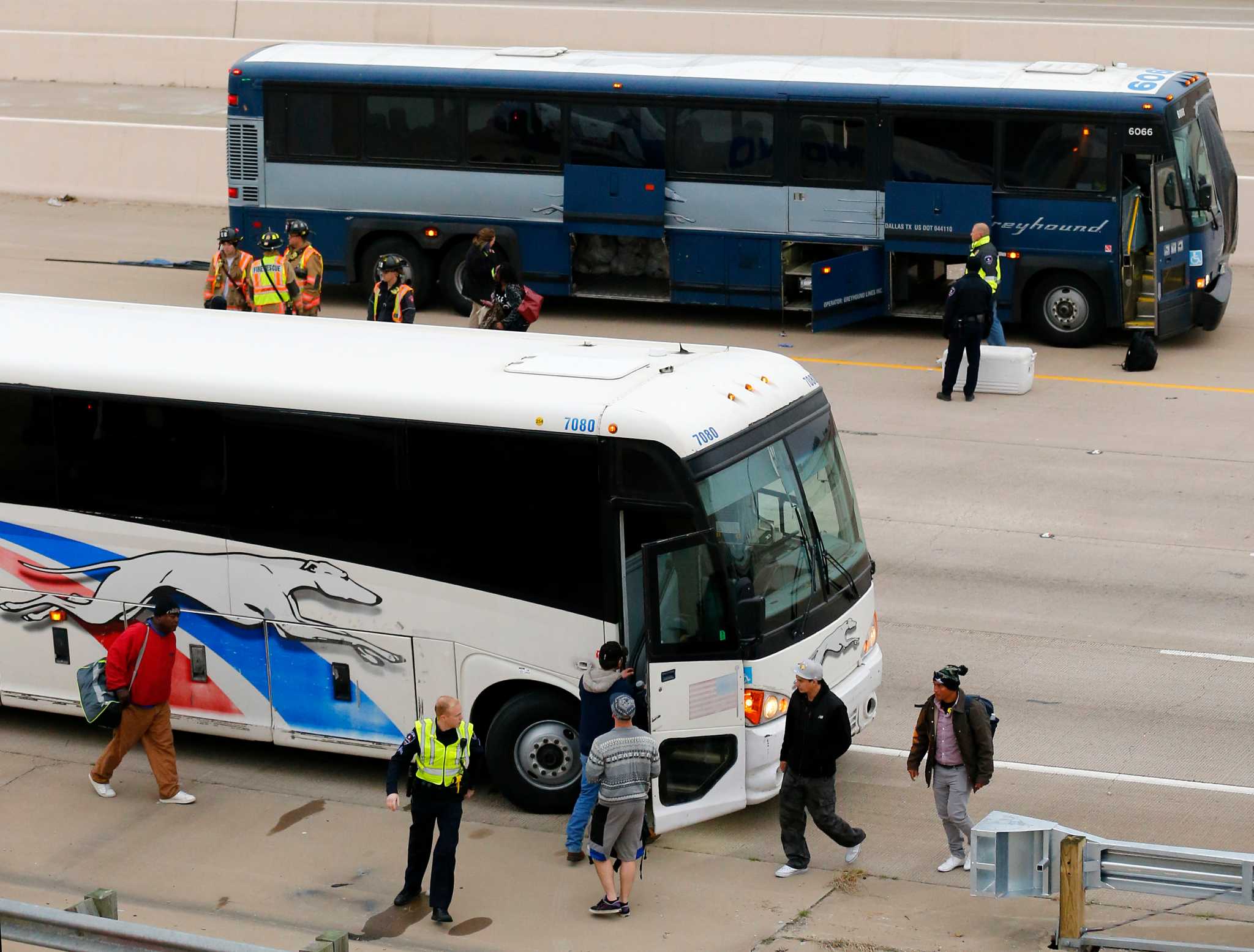 1 dead, 17 injured in Greyhound bus crash in North Texas