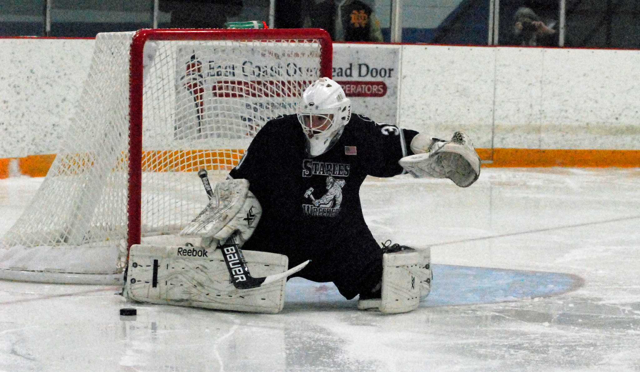 Staples hockey topples Amity