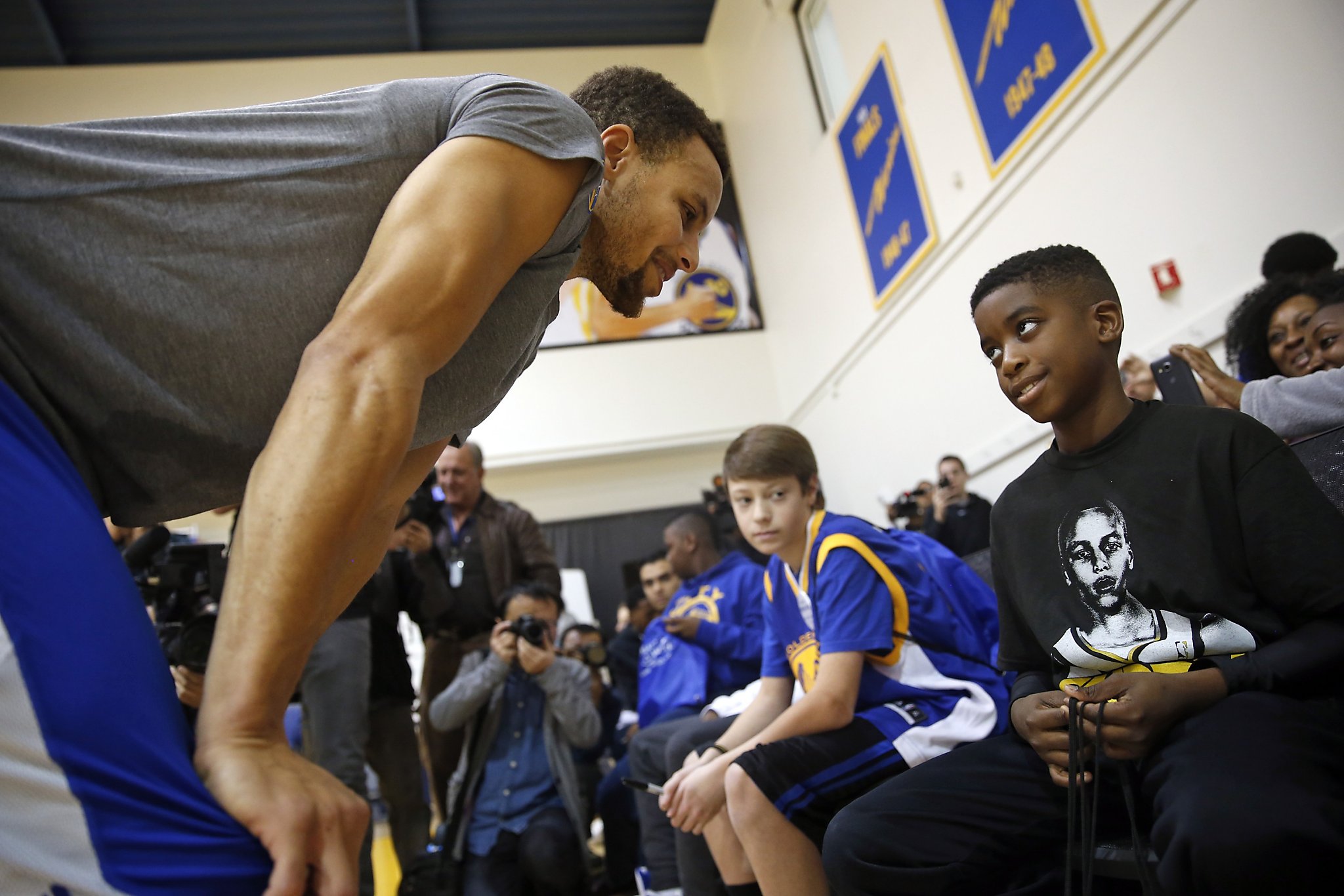 Warriors’ Curry grants 10 wishes at once