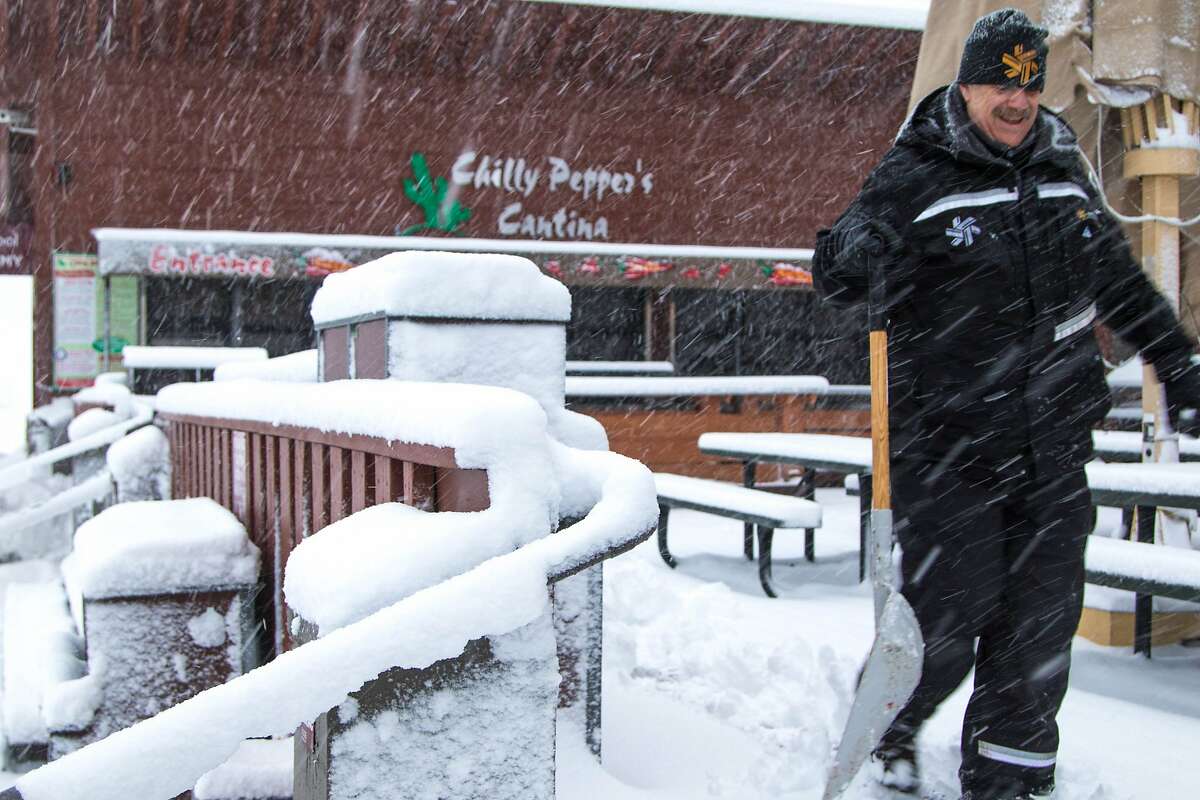 25 feet of El Niño snow piling up on California mountain peaks