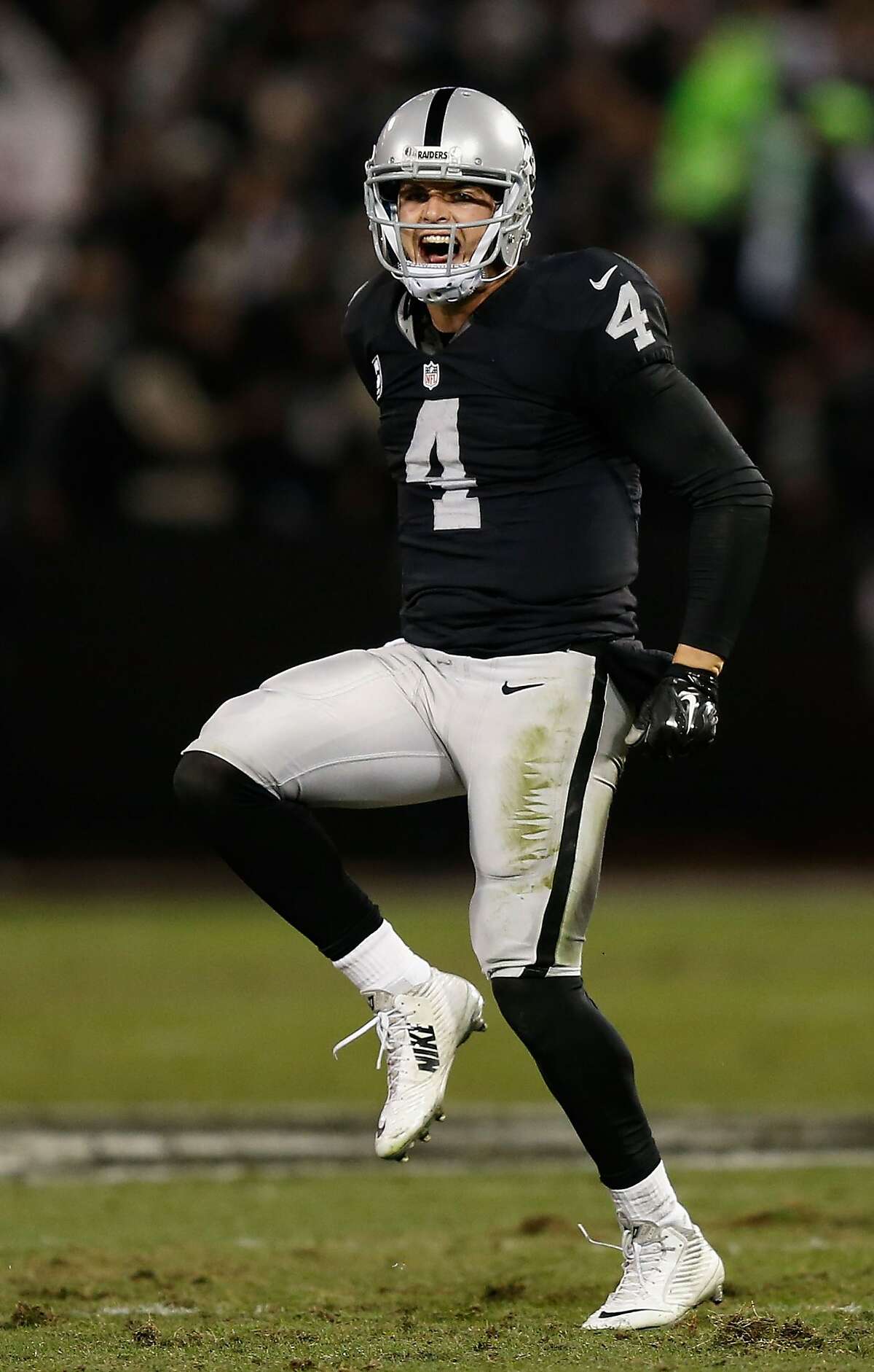 Keep an eye on Raiders’ Carr, he watches it all