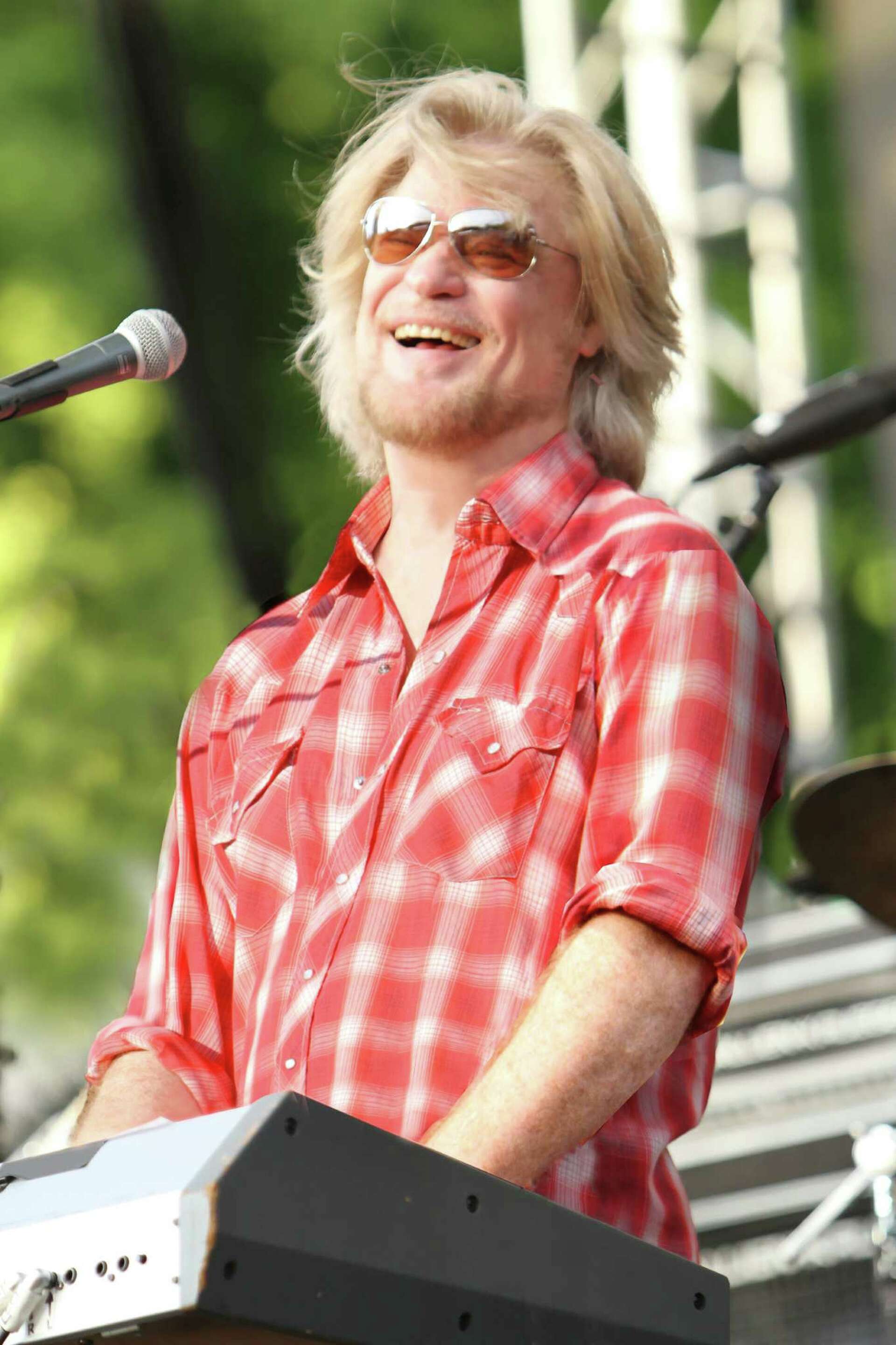 Daryl Hall rings in the new year with a solo show at his restaurant in ...