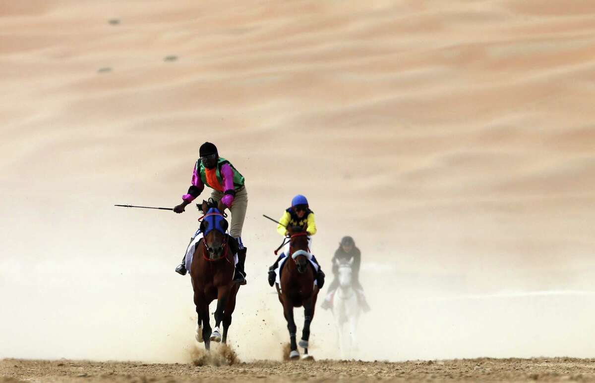 Photos: Middle East festival in the sand