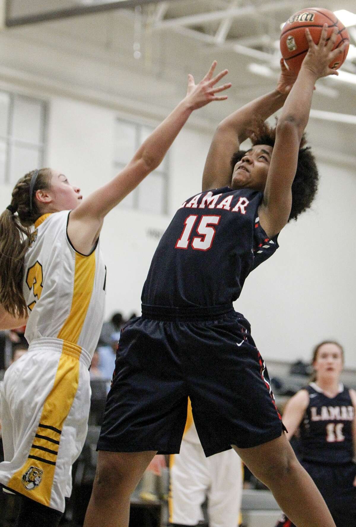 Lewis stresses togetherness for Texans