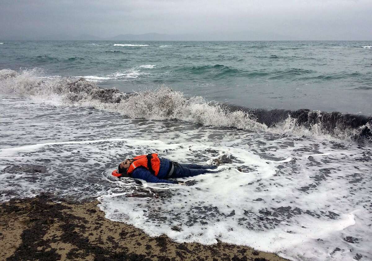 36 refugees killed in 2 boat disasters off Turkey